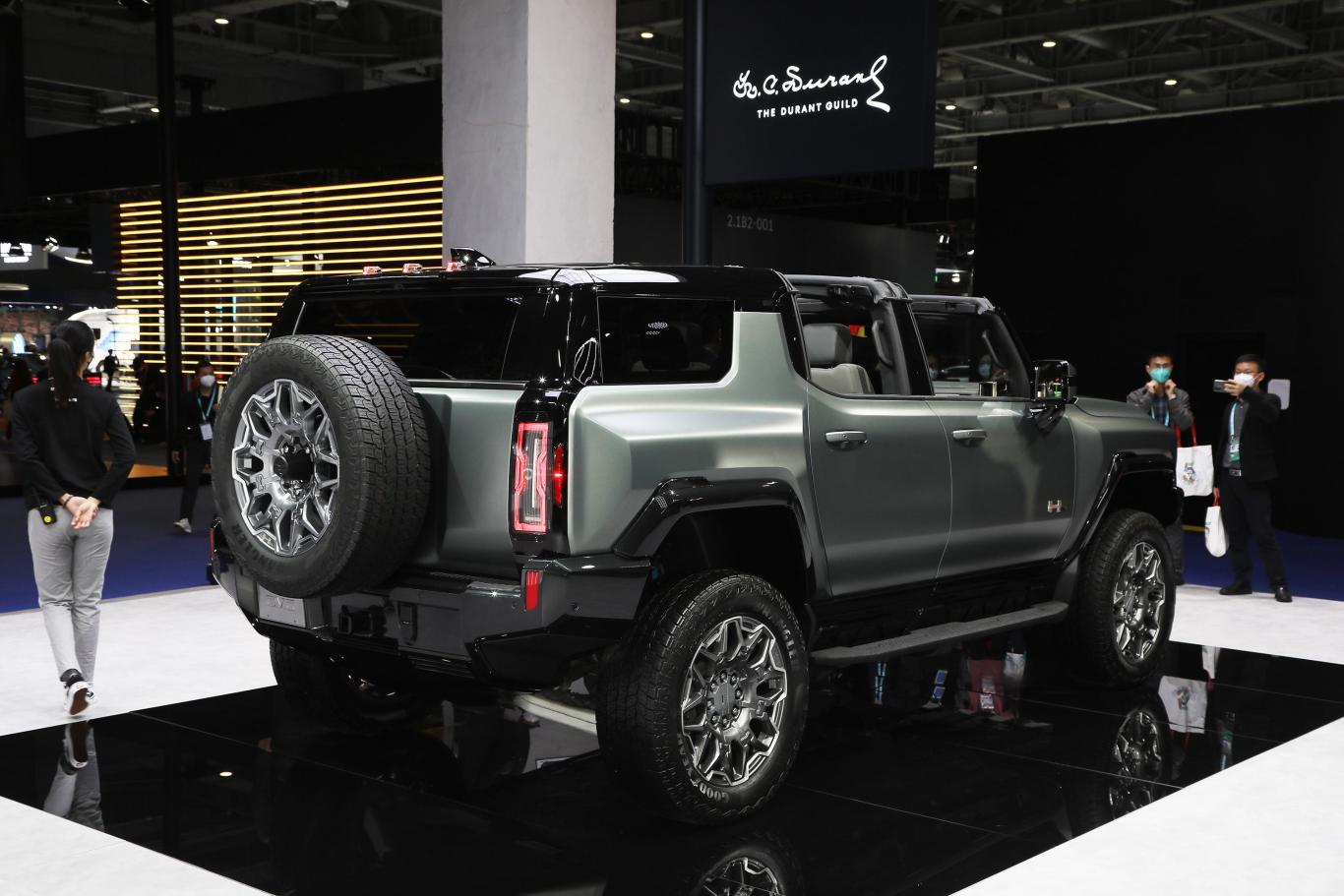 【HUMMER EV SUV顶配版侧后45度车头向右水平图片-汽车图片大全】-易车