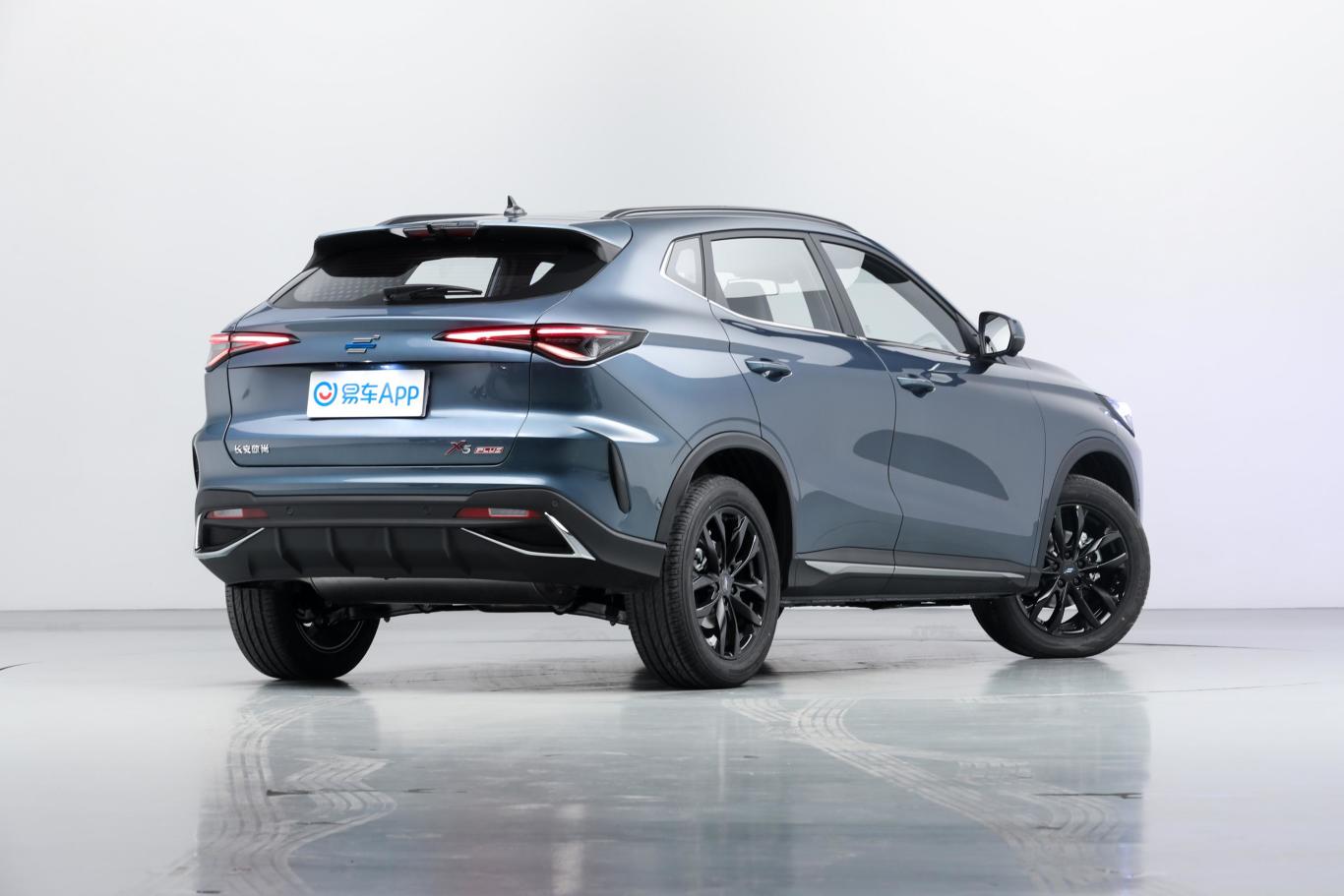 【长安欧尚X5 PLUS1.5T 智趣AI版侧后45度车头向右水平图片-汽车图片大全】-易车