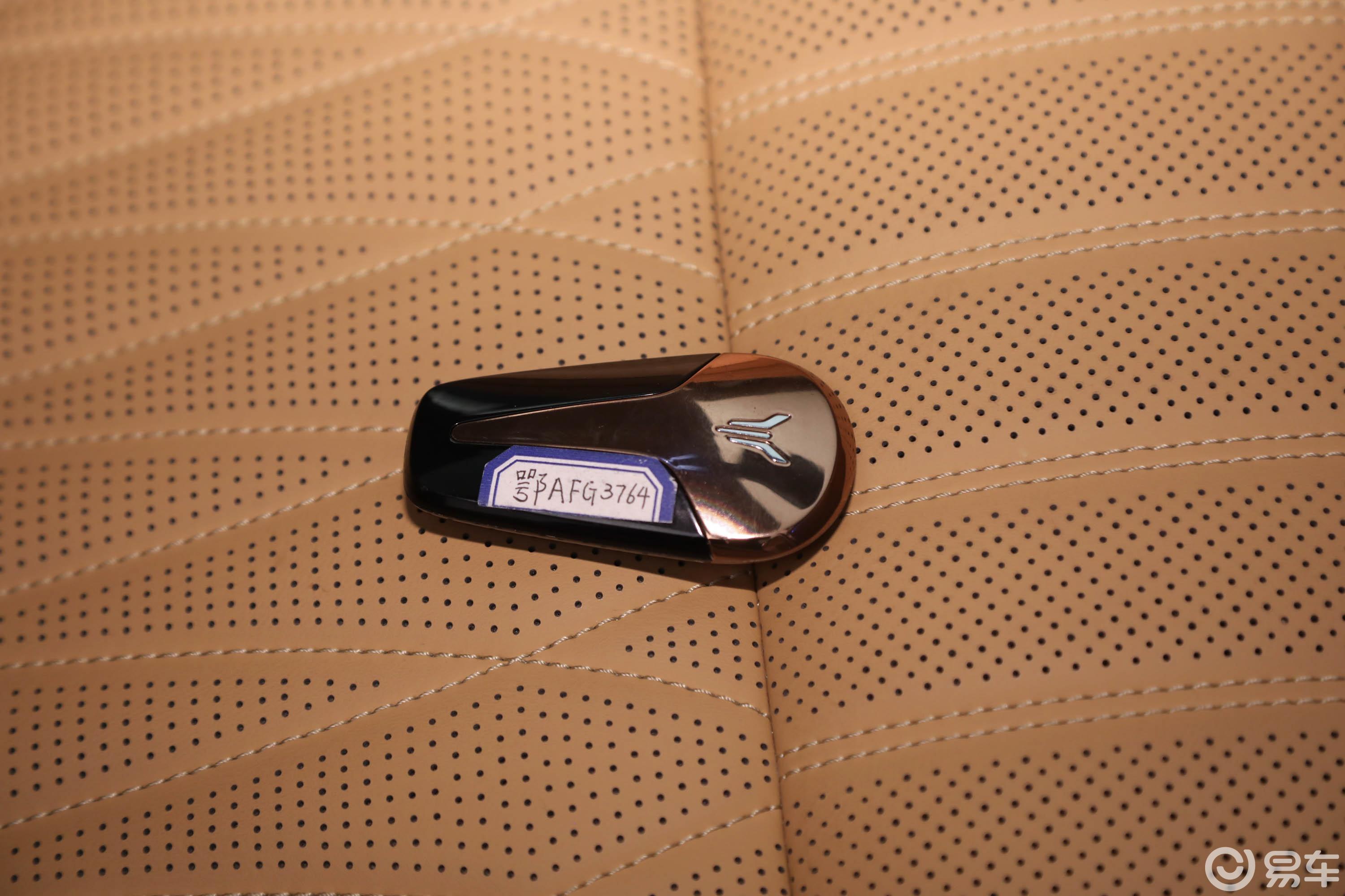 【岚图梦想家插电混动 1.5T 82km 低碳版 梦+智享包 7座中控图片-汽车图片大全】-易车