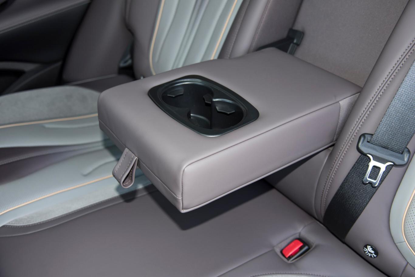 【护卫舰07DM-i 1.5T 100km 两驱旗舰型后排中央扶手图片-汽车图片大全】-易车