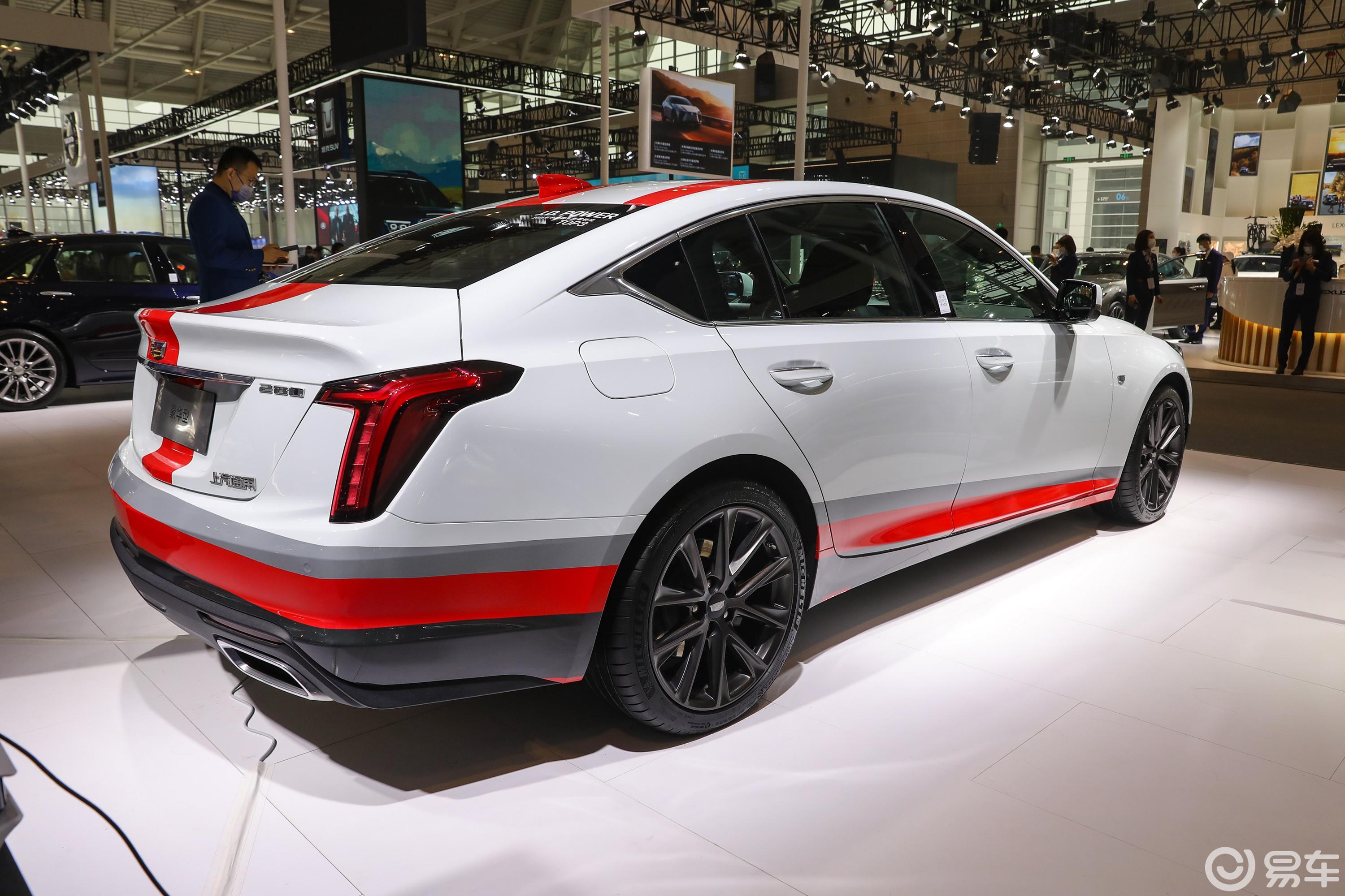 【凯迪拉克CT5《战神：诸神黄昏》联名特别版侧后45度车头向右水平图片-汽车图片大全】-易车