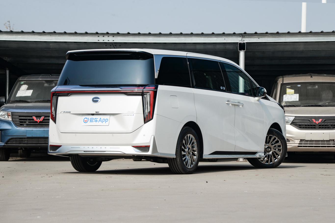 【传祺M8宗师系列 双擎 2.0T 至尊版 7座侧后45度车头向右水平图片-汽车图片大全】-易车