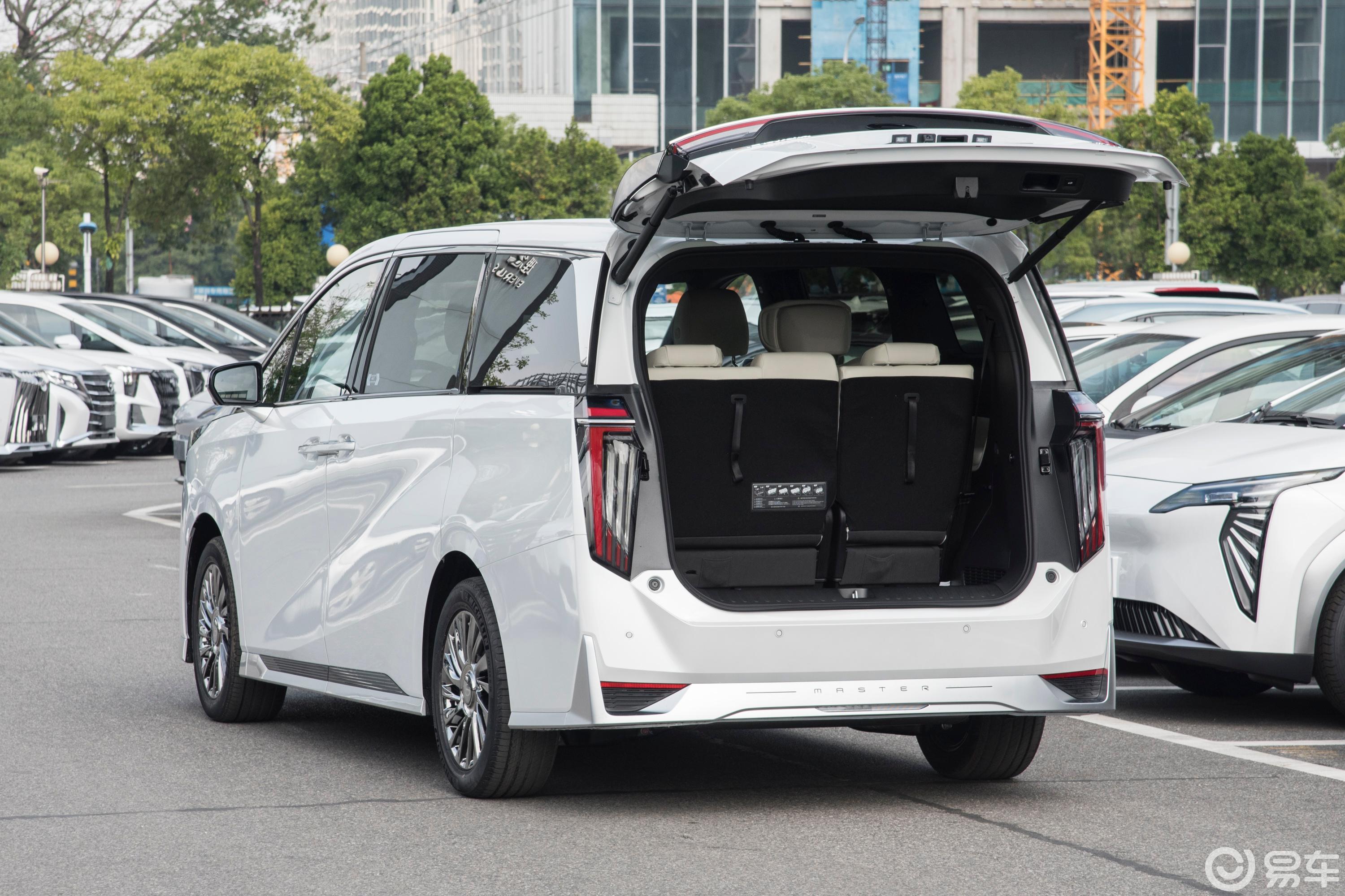 【传祺M8宗师系列 双擎 2.0T 旗舰版 7座后备厢开启45度侧拍图片-汽车图片大全】-易车