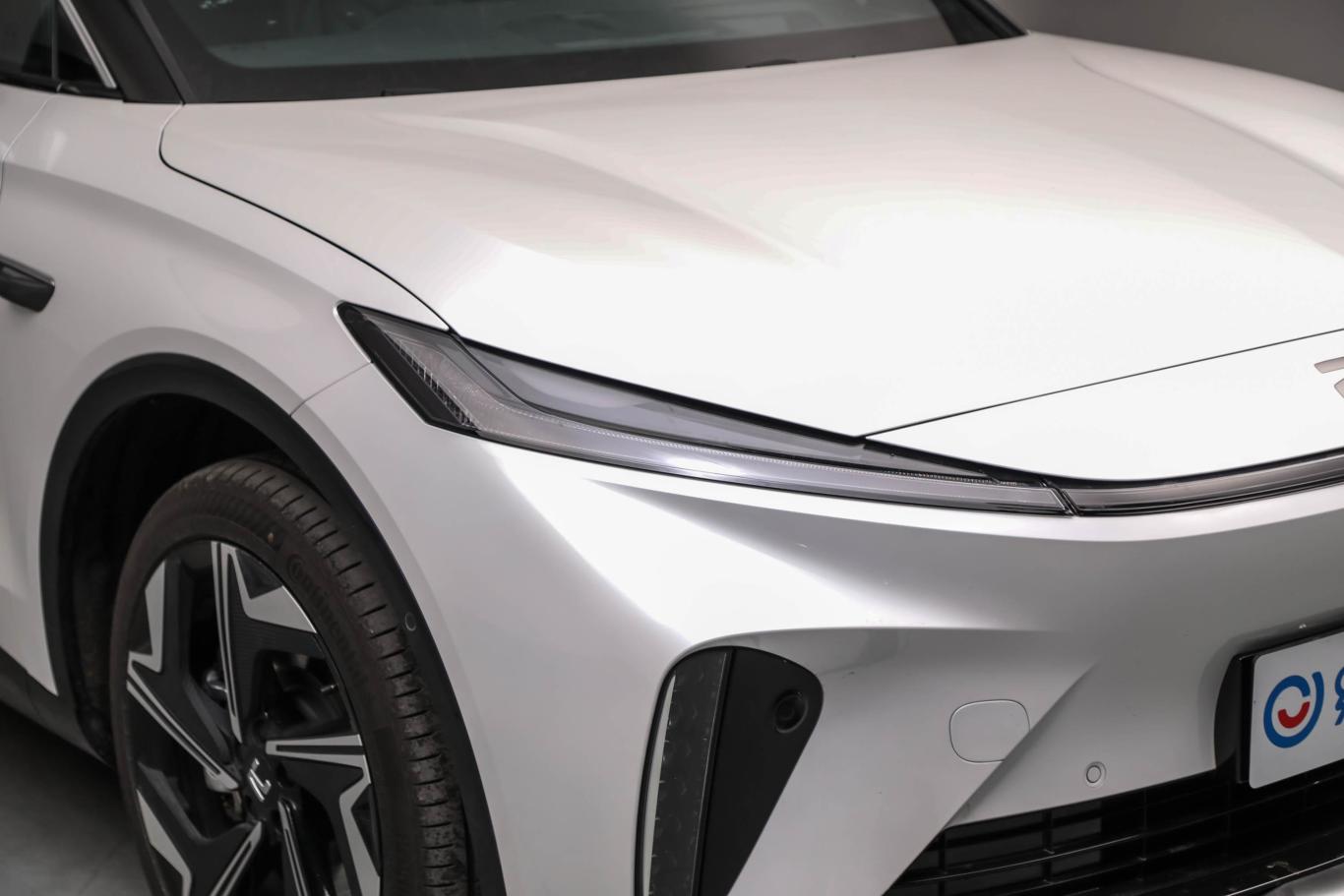 【飞凡R7606km 四驱性能屏霸Pro版大灯侧45度俯拍图片-汽车图片大全】-易车