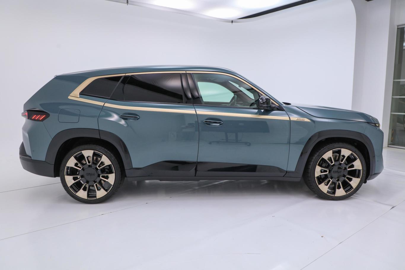 【宝马XM4.4T 78km 标准版正侧车头向右水平图片-汽车图片大全】-易车