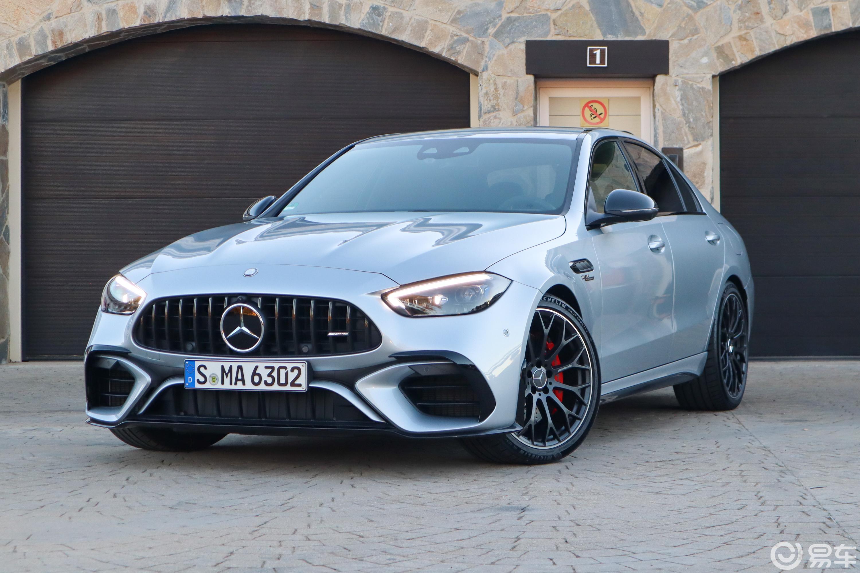 【奔驰C级 AMG 新能源AMG C 63 S E Performance侧前45度车头向左水平图片-汽车图片大全】-易车