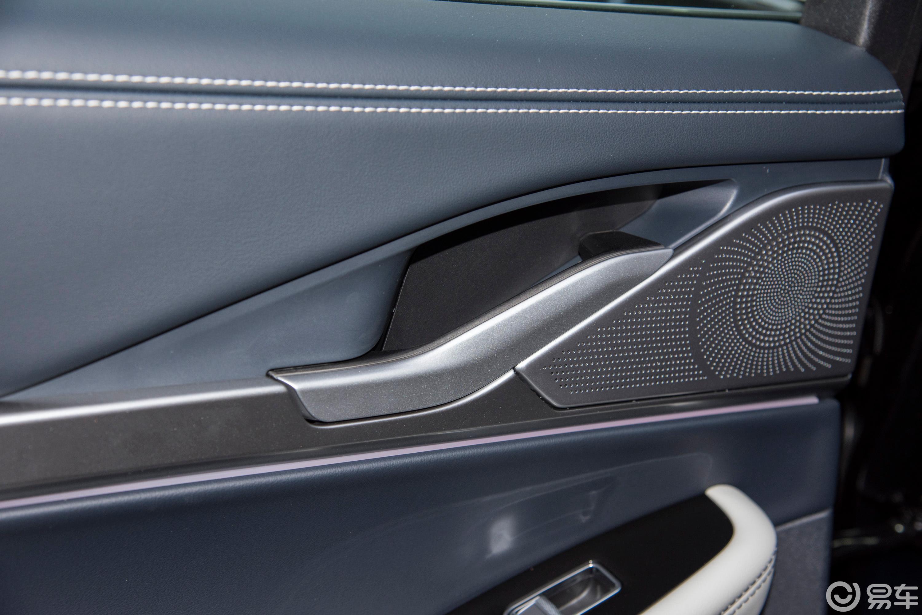 【林肯Zi酷 2.0T 尊尚版后排功能图片-汽车图片大全】-易车