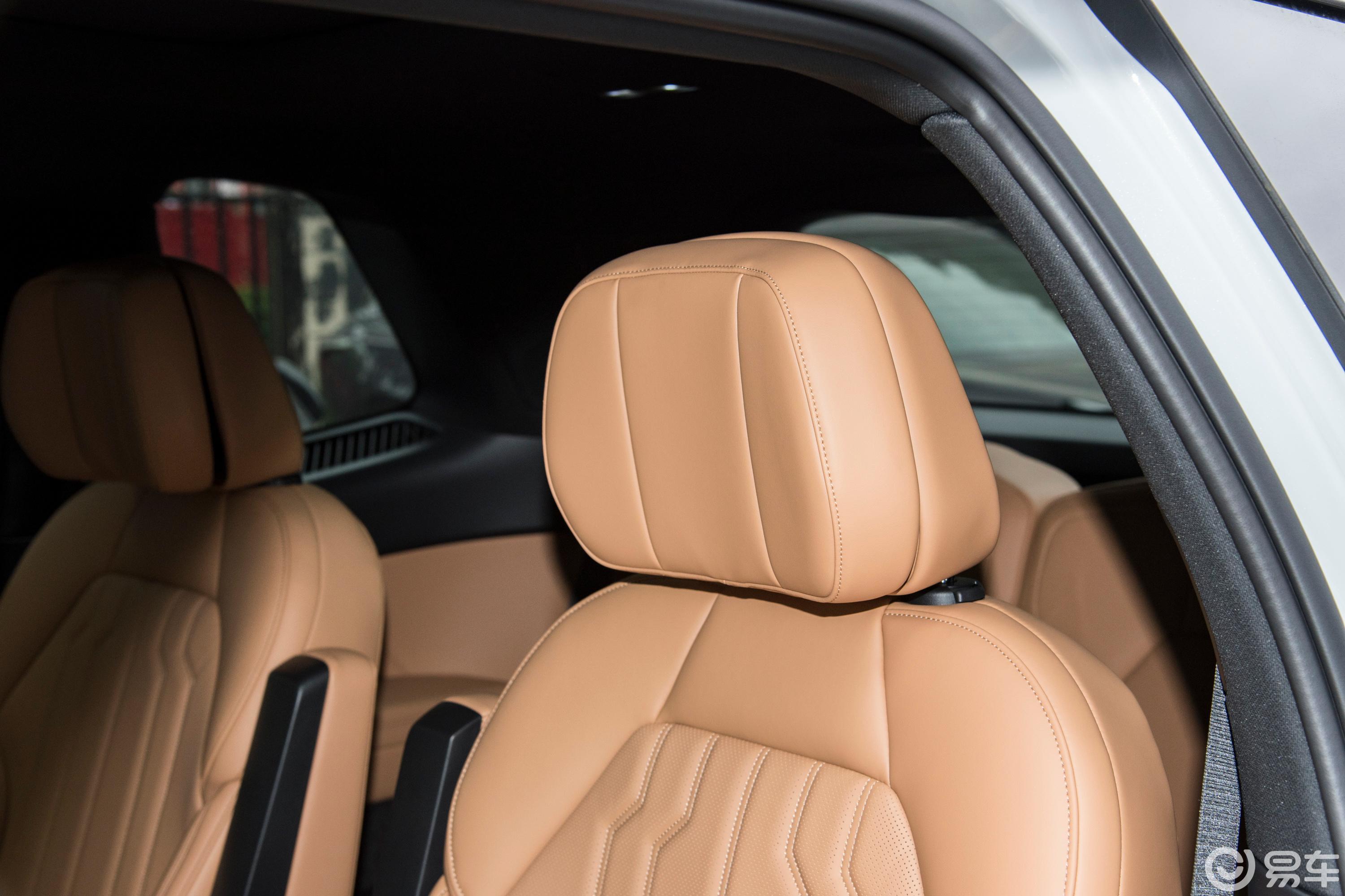 【领克09 PHEVEM-P 2.0T 190km 远航版PM 6座后排空间图片-汽车图片大全】-易车