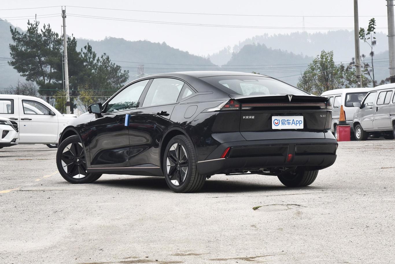 【深蓝SL03200km 增程版侧后45度车头向左水平图片-汽车图片大全】-易车