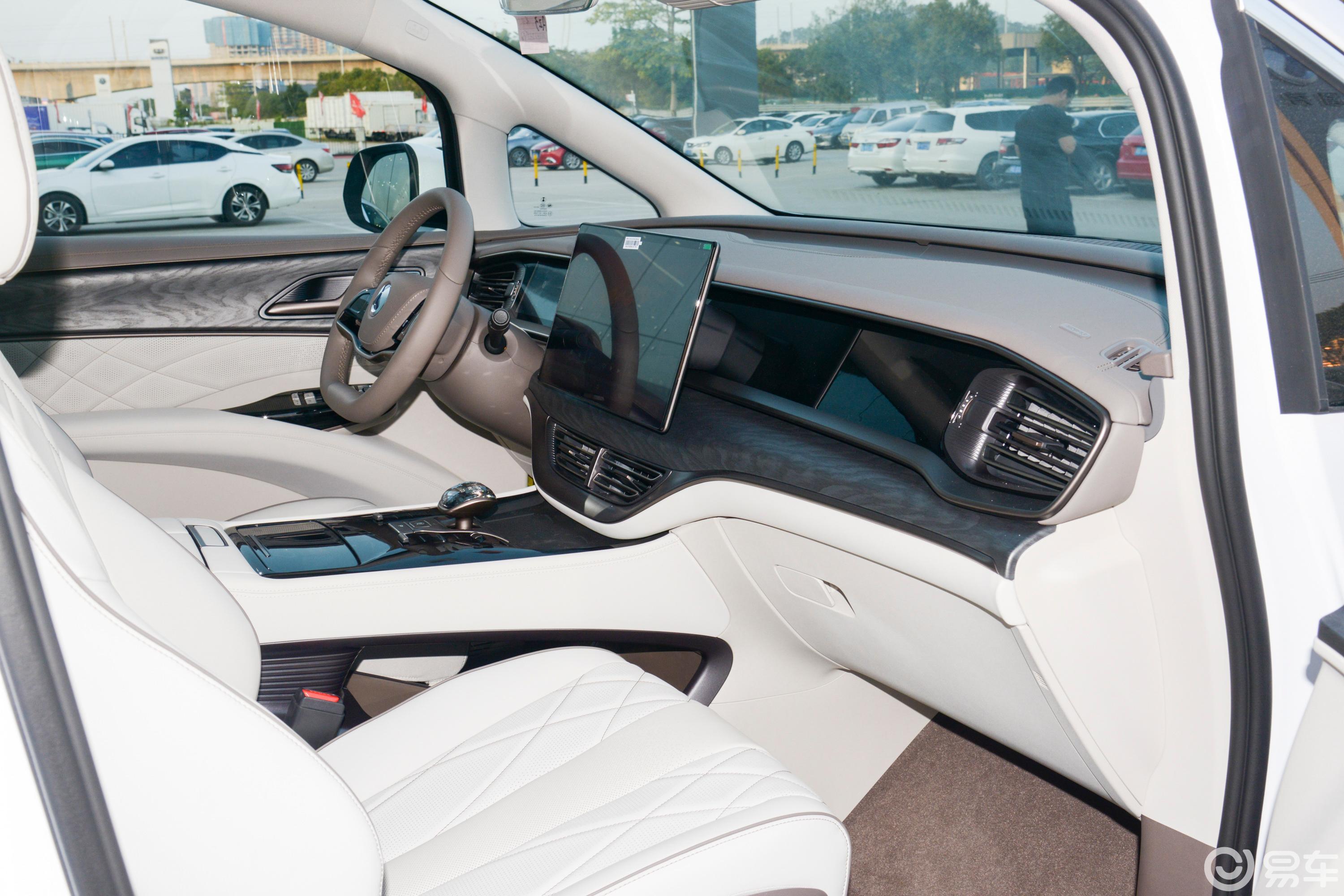 【腾势D9DM-i 1.5T 43km 前驱豪华型内饰全景副驾驶员方向图片-汽车图片大全】-易车