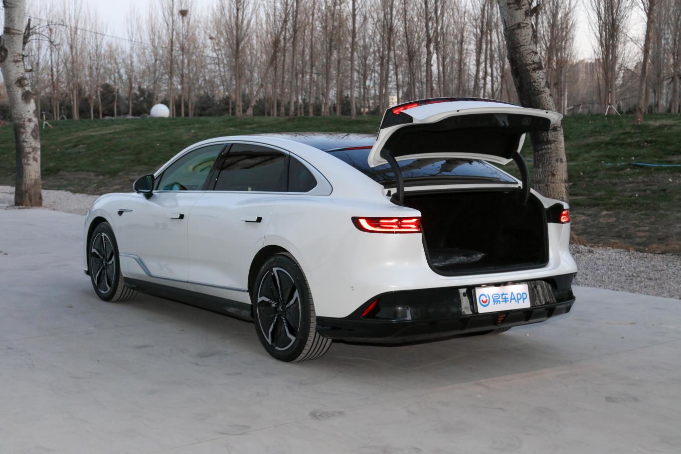 【岚图追光纯电动 730km 长续航版后备厢开启45度侧拍图片-汽车图片大全】-易车