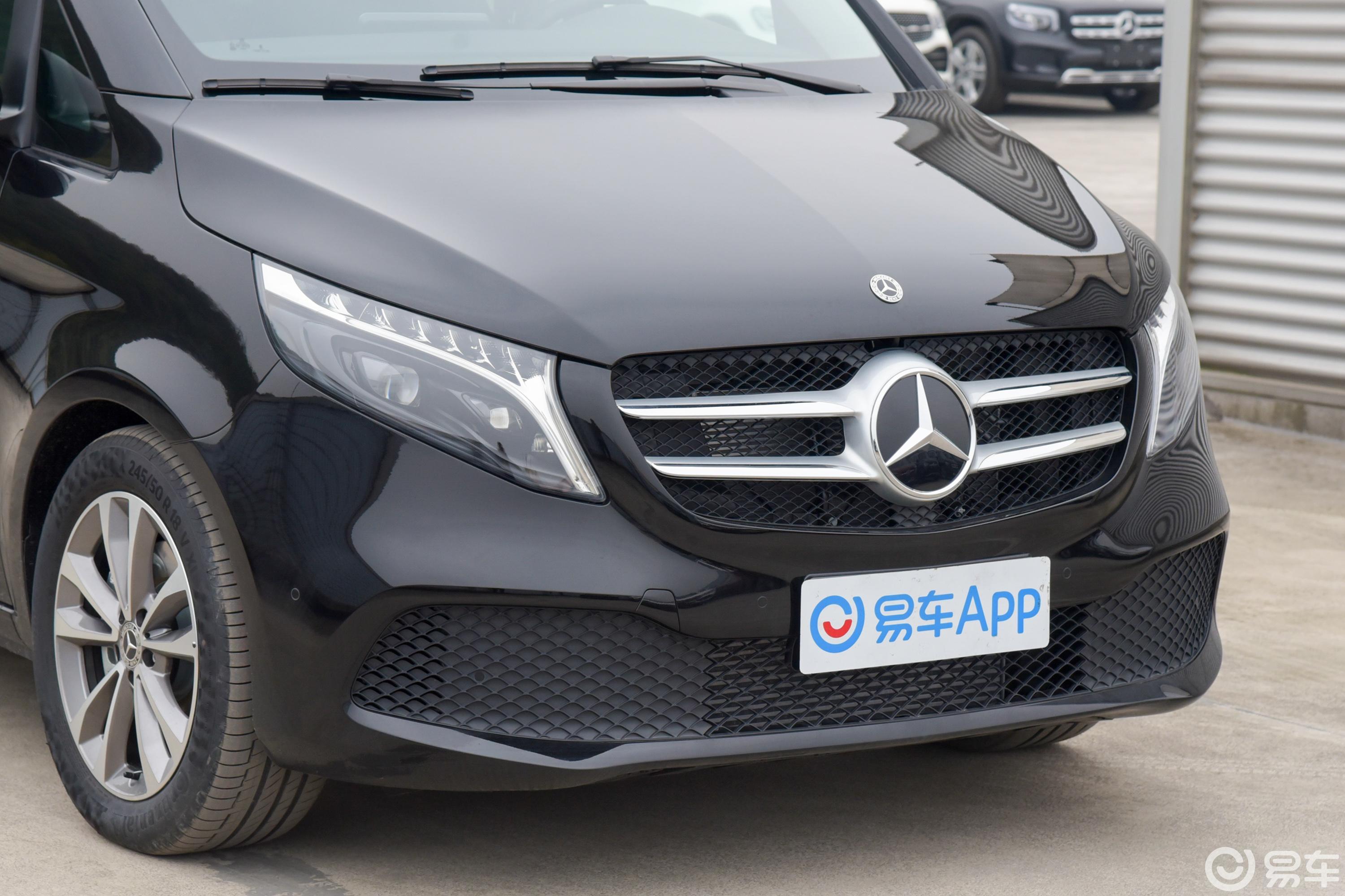 【奔驰V级V 260 领航版前格栅侧俯拍图片-汽车图片大全】-易车