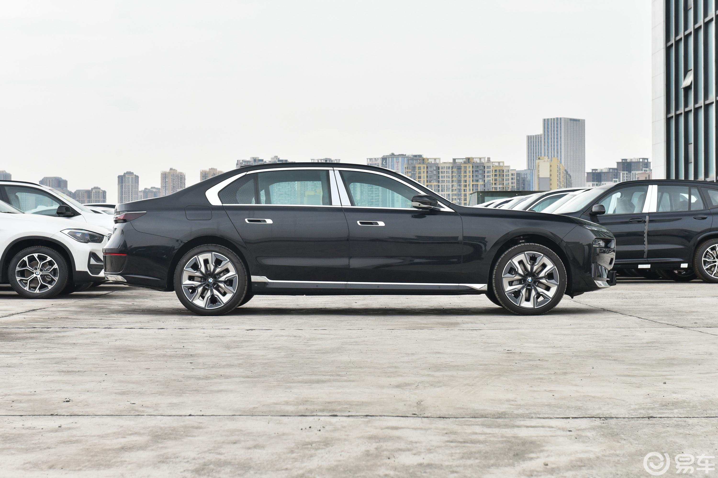 【宝马7系740Li 尊享型 豪华套装正侧车头向右水平图片-汽车图片大全】-易车