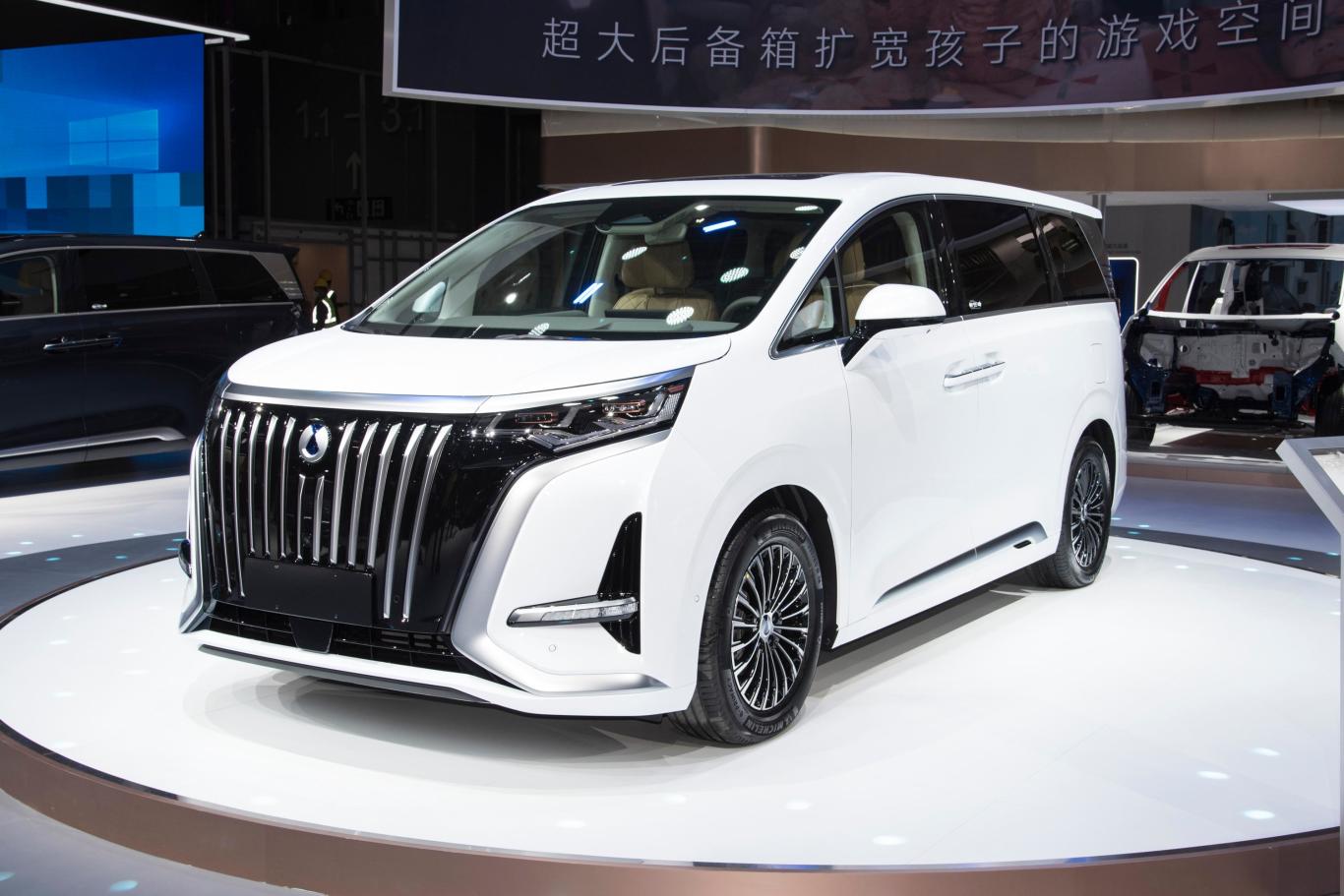 【腾势D9EV 600km 四驱旗舰版 7座图片-汽车图片大全】-易车