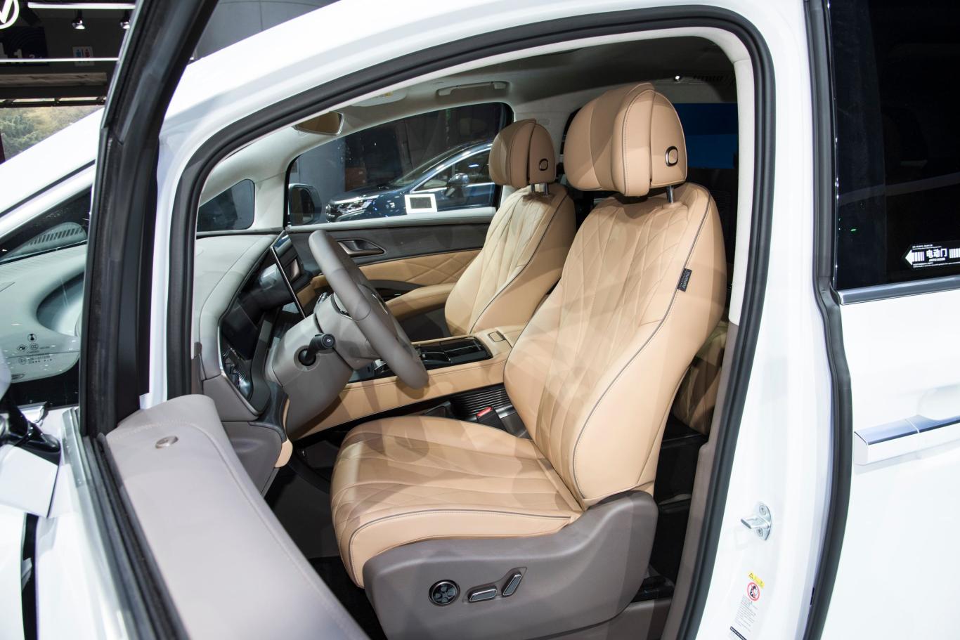 【腾势D9EV 600km 四驱旗舰版 7座图片-汽车图片大全】-易车