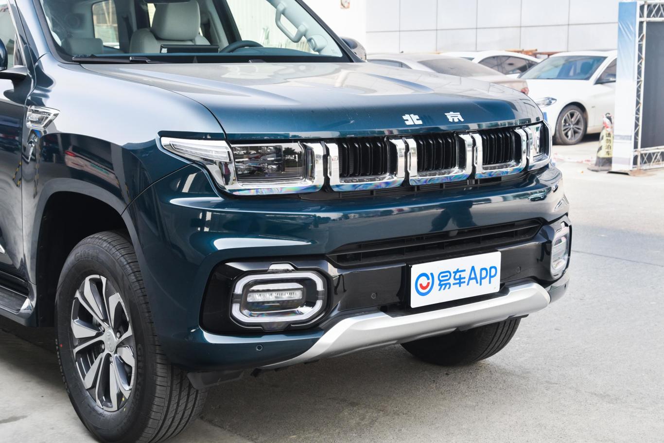 【北京越野BJ602.0T 周末版 5座 汽油前格栅侧俯拍图片-汽车图片大全】-易车