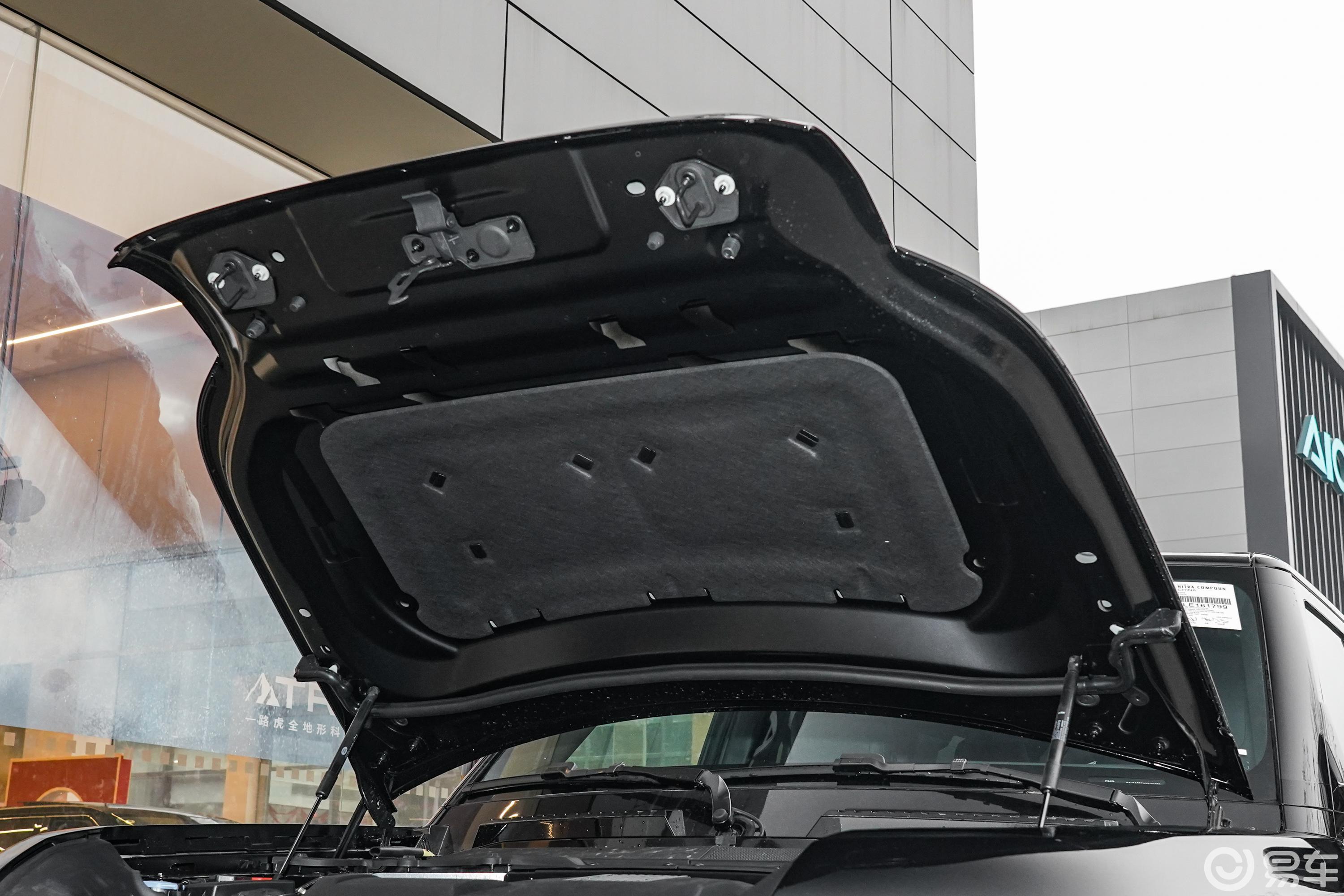 【卫士改款 110 5.0S V8发动机舱盖内侧图片-汽车图片大全】-易车