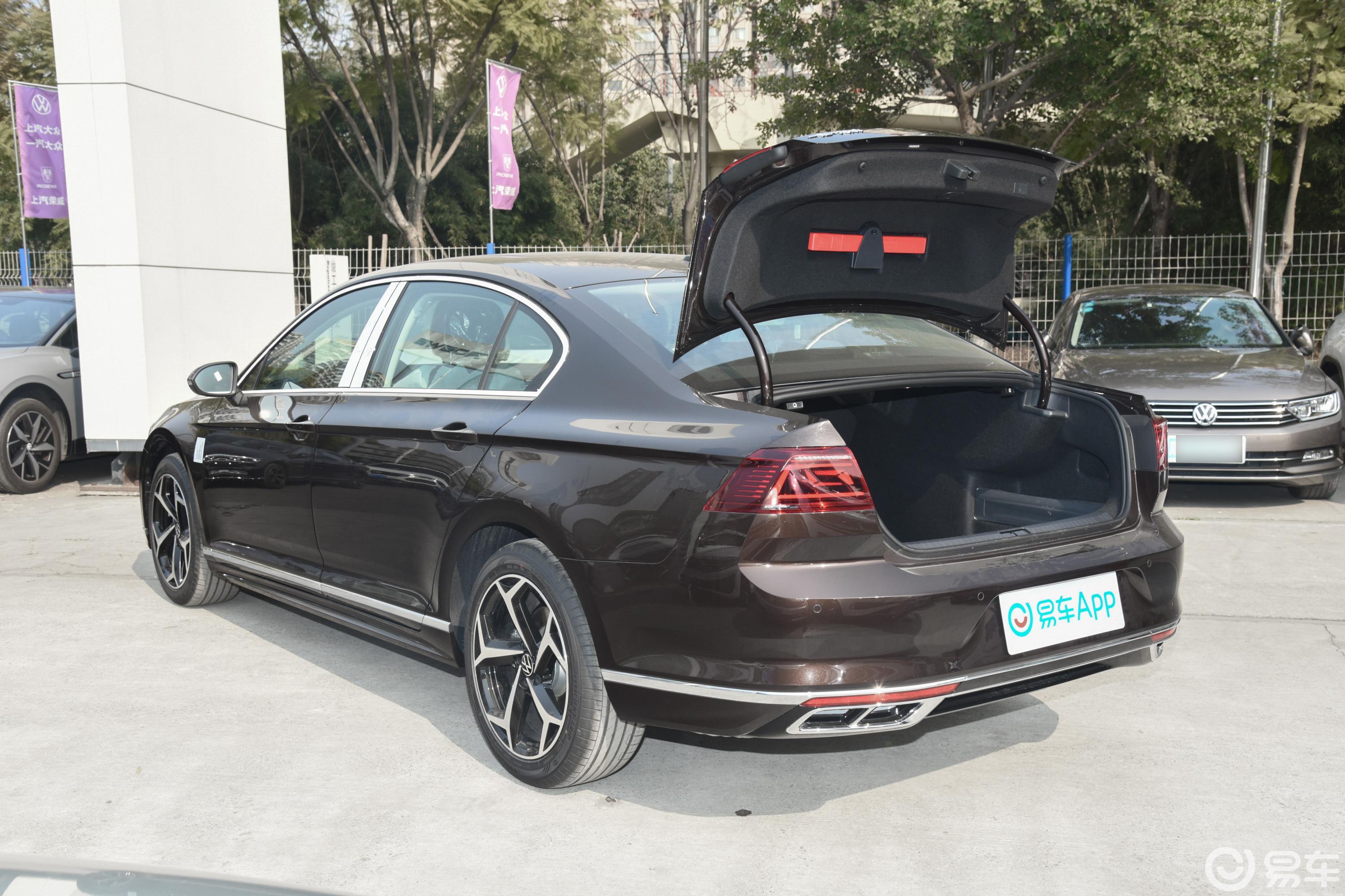 【迈腾200万辆纪念版 330TSI 领先型后备厢开启45度侧拍图片-汽车图片大全】-易车