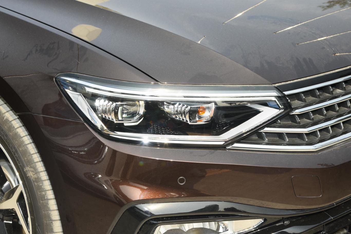 【迈腾200万辆纪念版 330TSI 领先型大灯侧45度俯拍图片-汽车图片大全】-易车