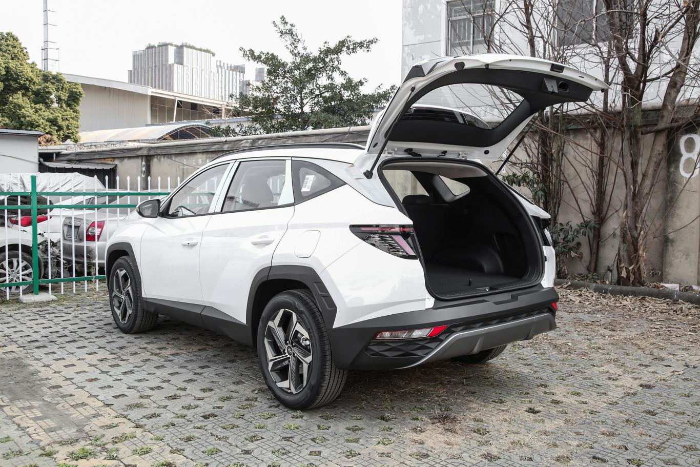 【途胜途胜L 1.5T 自动两驱豪华版后备厢开启45度侧拍图片-汽车图片大全】-易车