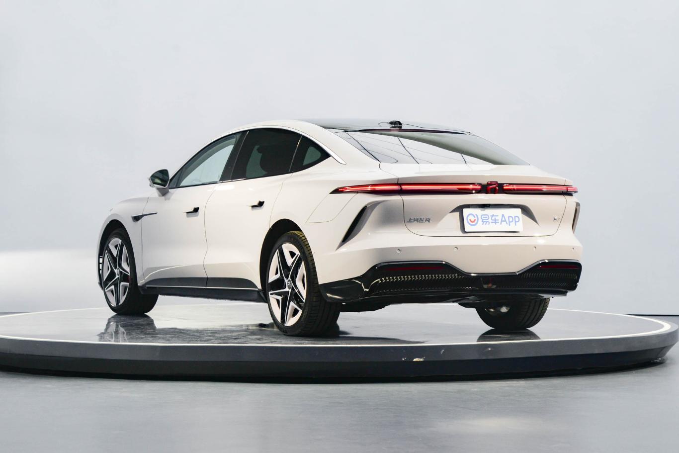 【飞凡F7600km 四驱性能Pro版侧后45度车头向左水平图片-汽车图片大全】-易车