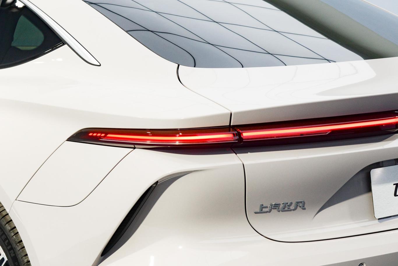 【飞凡F7600km 四驱性能Pro版尾灯侧45度俯拍图片-汽车图片大全】-易车