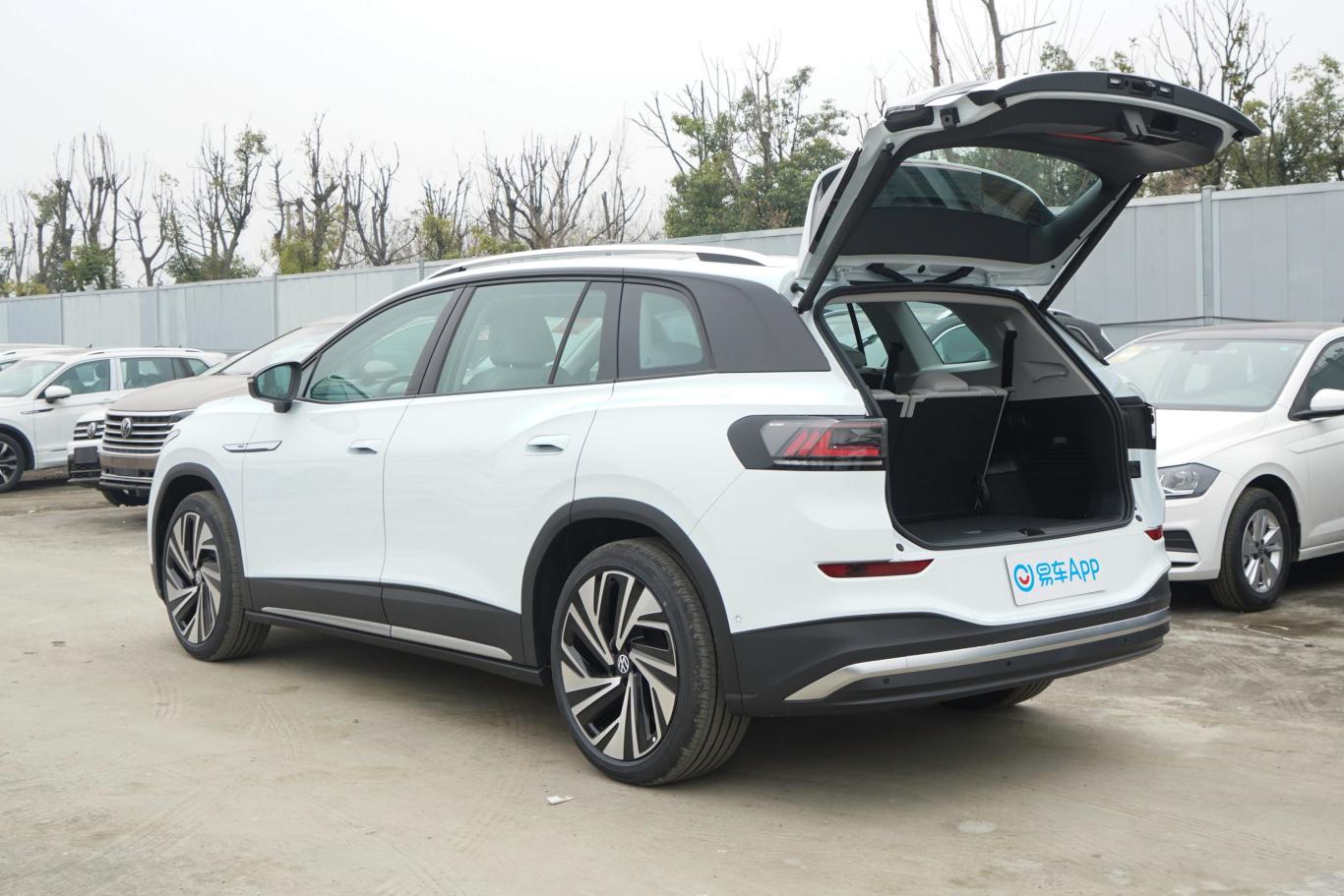 【ID.6 X617km 极智长续航版 7座后备厢开启45度侧拍图片-汽车图片大全】-易车