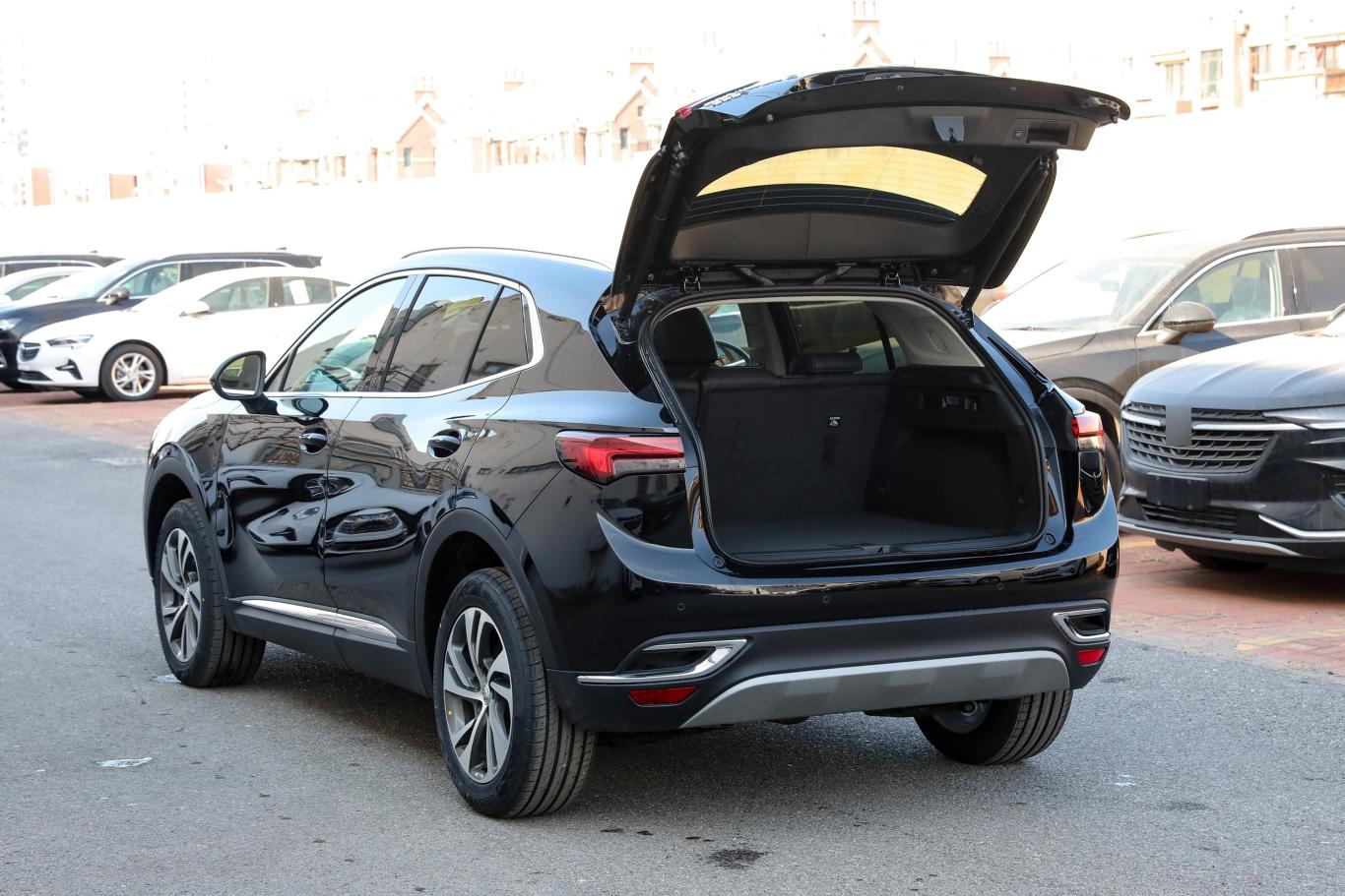 【昂科威昂科威S 652T 两驱豪华型后备厢开启45度侧拍图片-汽车图片大全】-易车