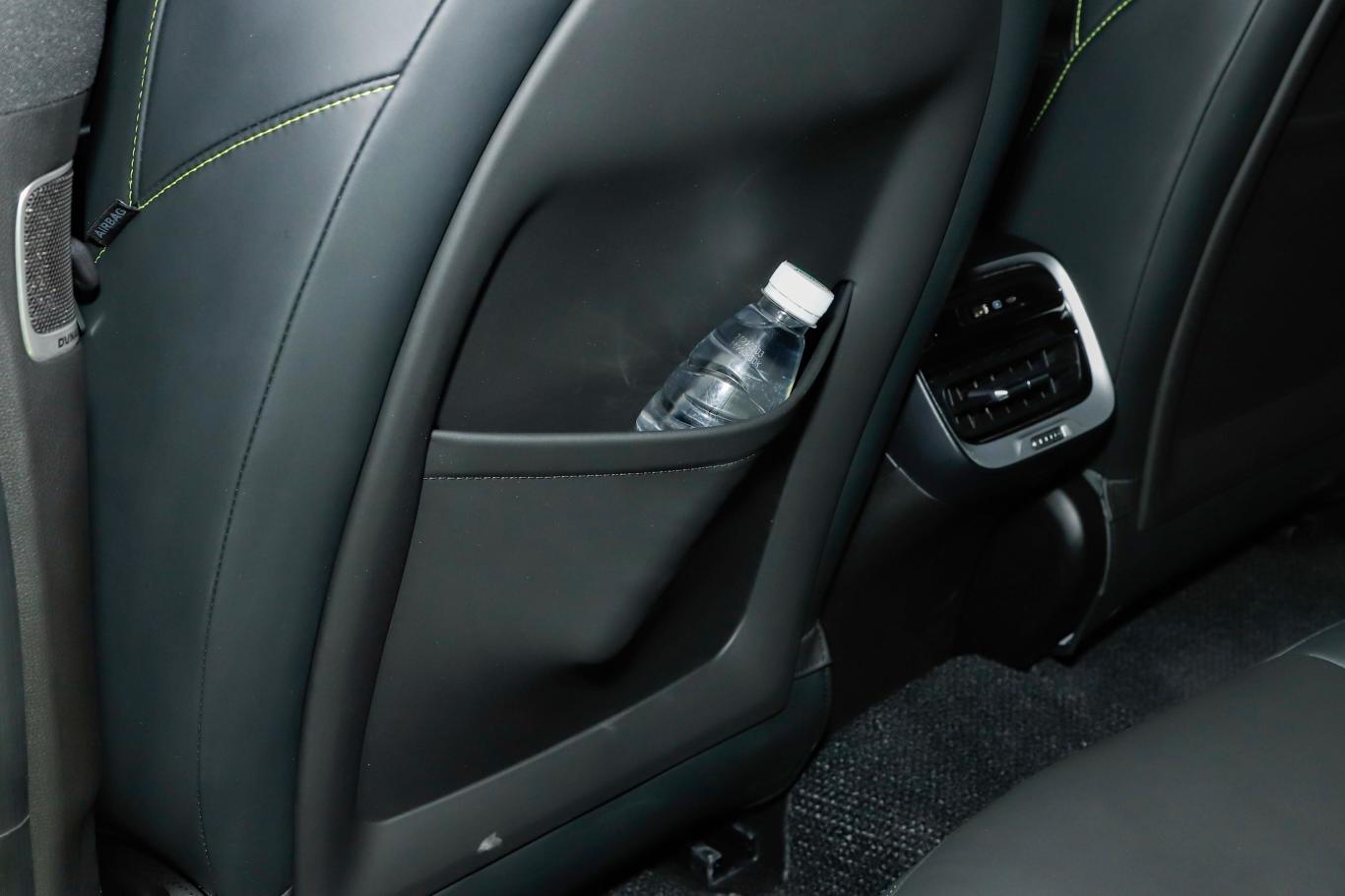 【小鹏P7P7i 610 四驱鹏翼性能版后排空间图片-汽车图片大全】-易车