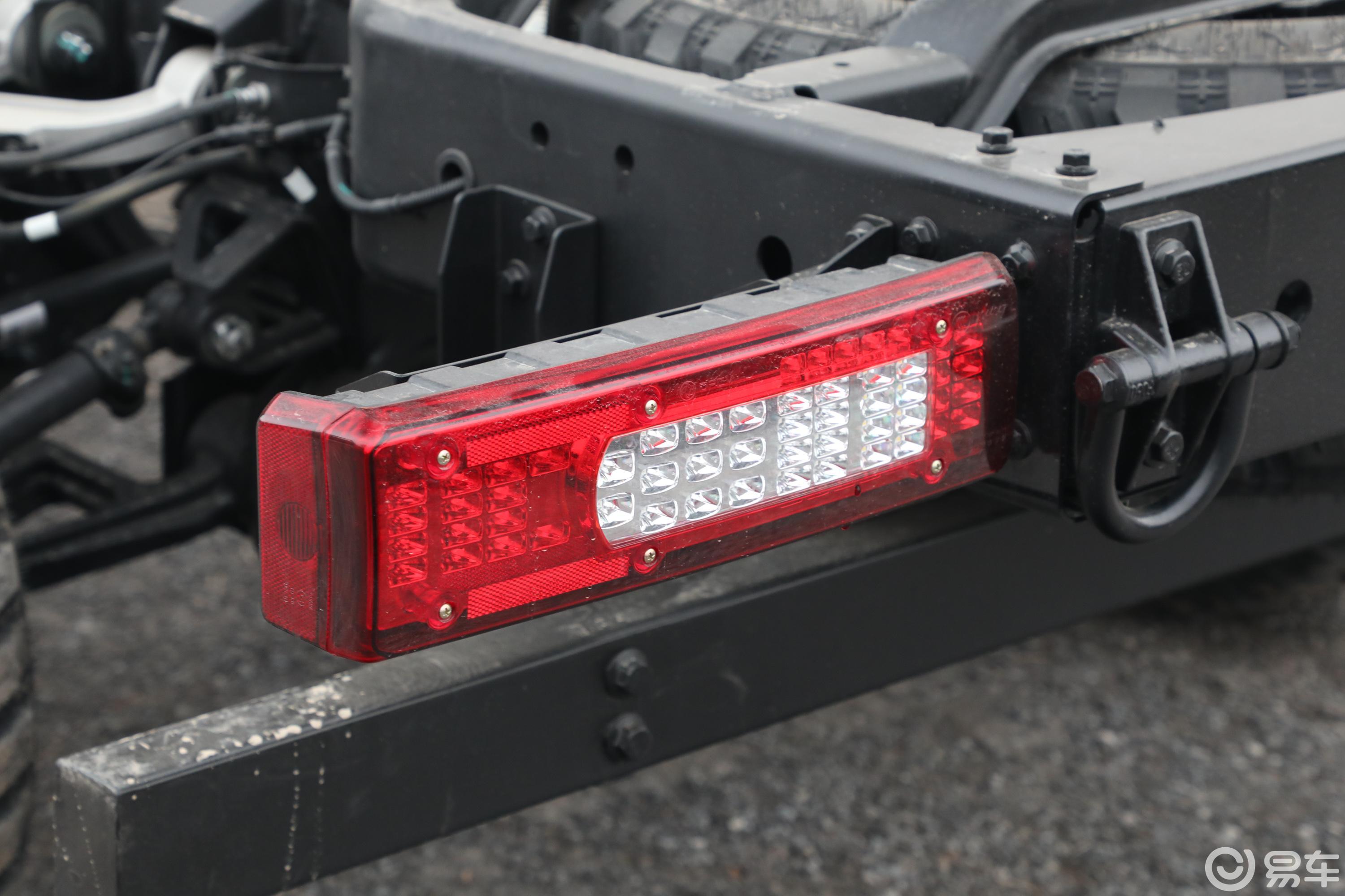 【猛士MS6006.7T 单排底盘旗舰版 3座尾灯侧45度俯拍图片-汽车图片大全】-易车