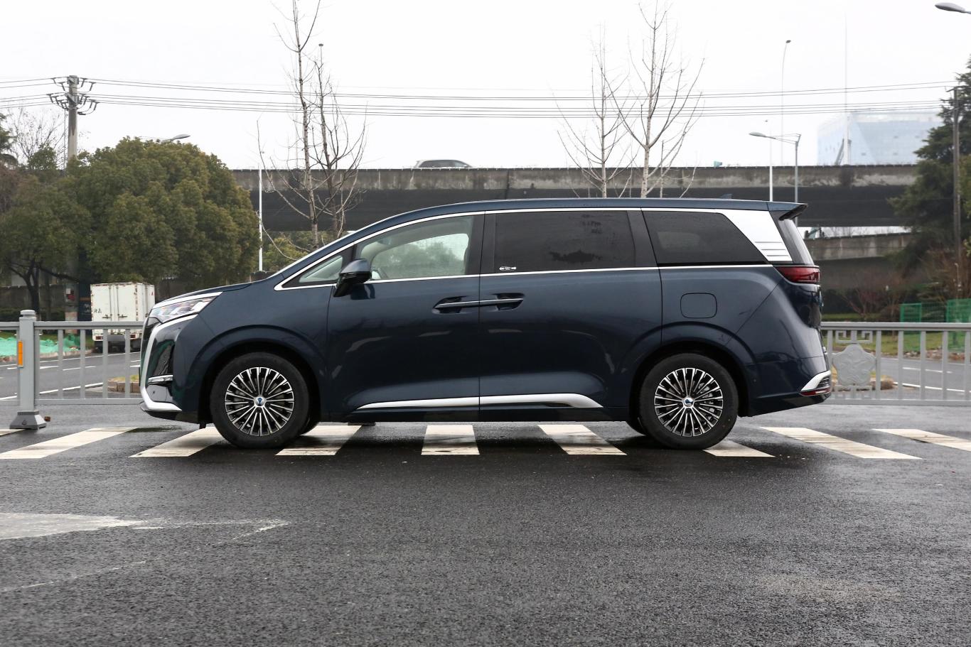 【腾势D9EV 600km 四驱旗舰版 7座正侧车头向左水平图片-汽车图片大全】-易车