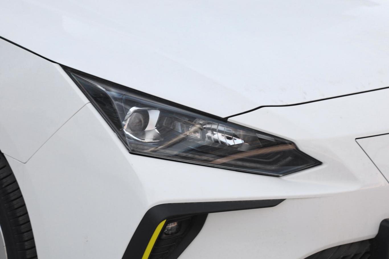 【风神E70改款 Pro 401km 畅行版 三元锂大灯侧45度俯拍图片-汽车图片大全】-易车