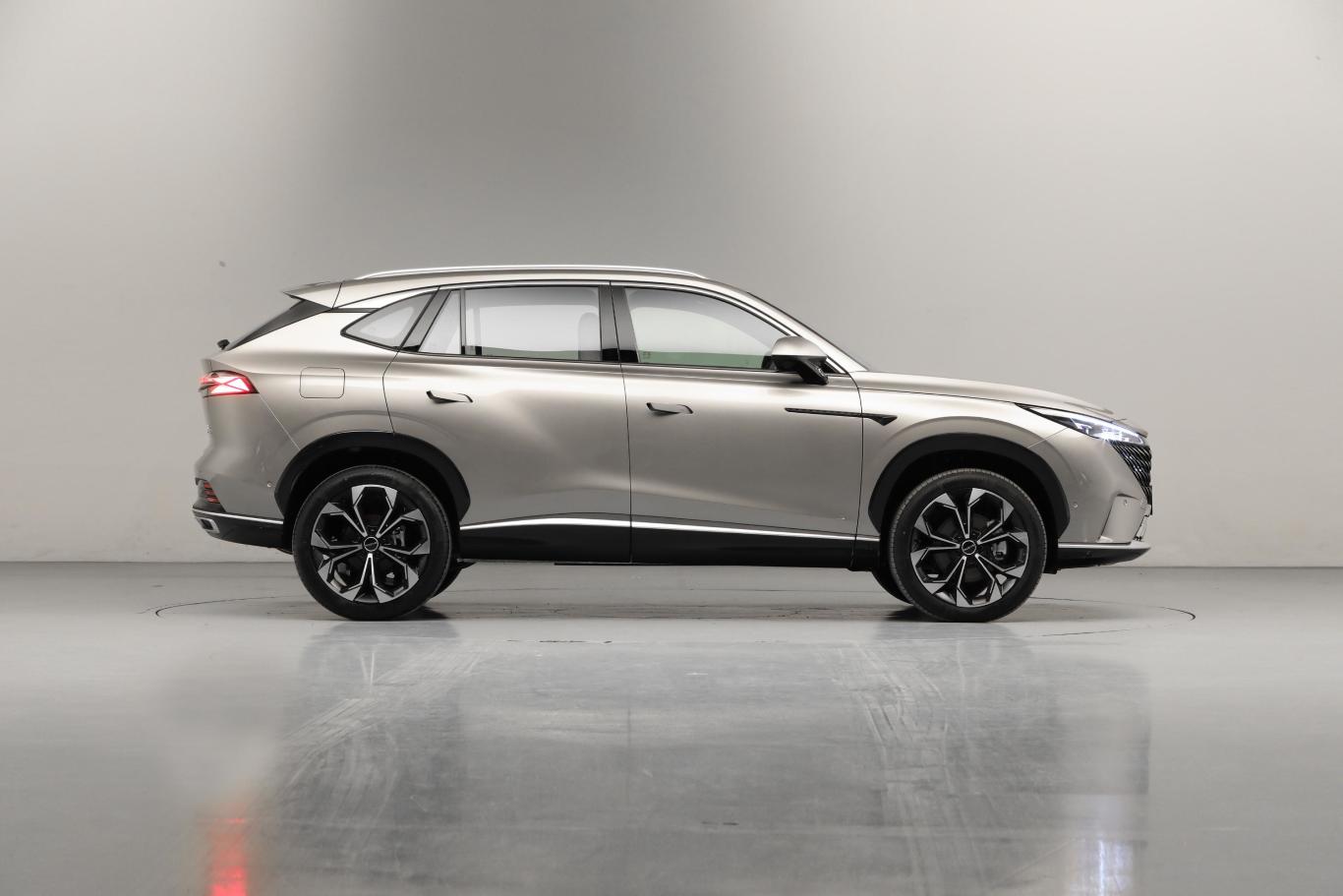 【荣威RX51.5T 旗舰智驾版正侧车头向右水平图片-汽车图片大全】-易车