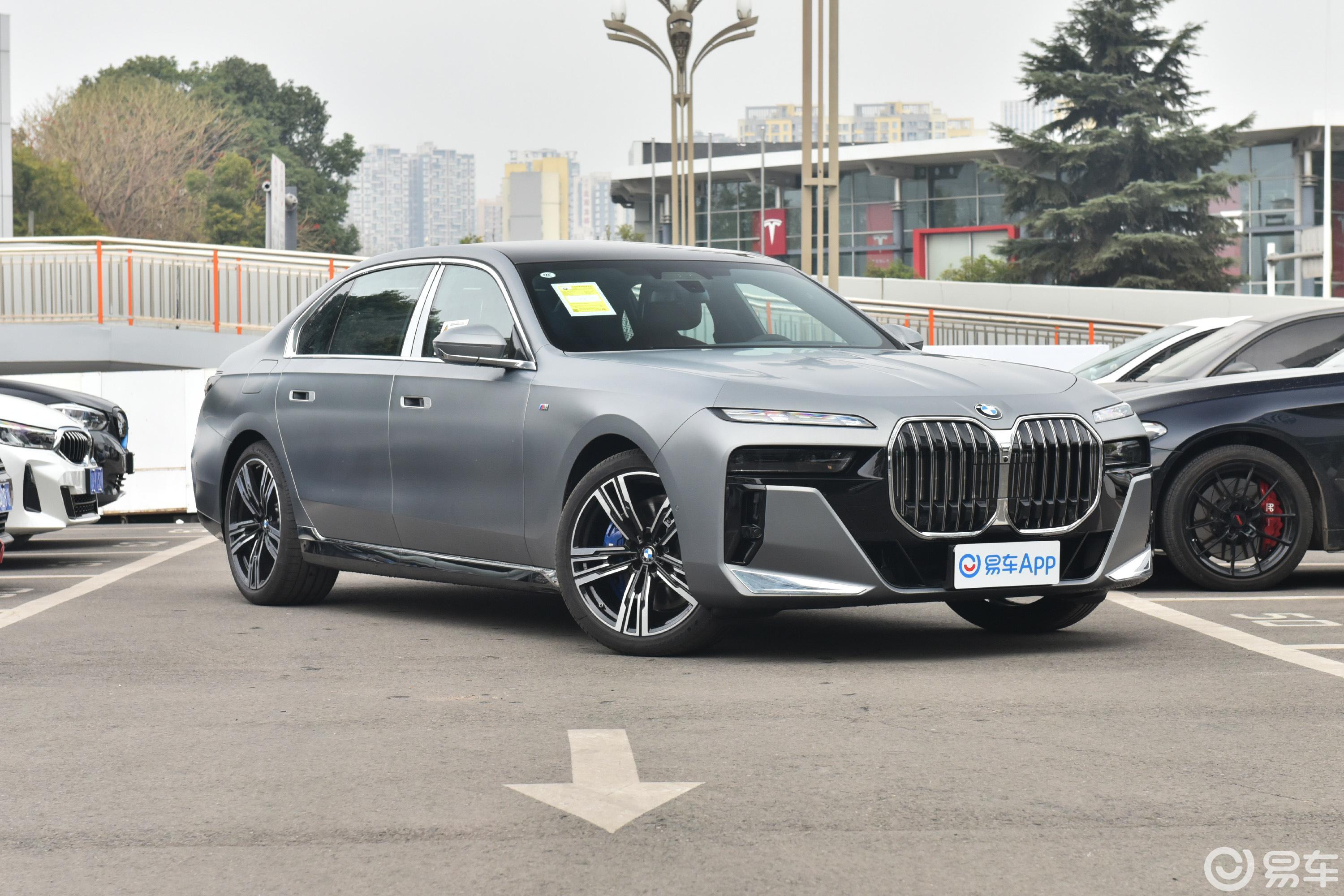 【宝马7系740Li 尊享型 M运动套装侧前45度车头向右水平图片-汽车图片大全】-易车