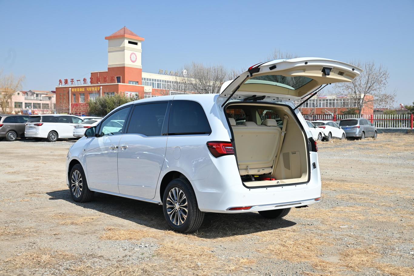 【别克GL8改款 陆上公务舱 2.0T 豪华型 7座后备厢开启45度侧拍图片-汽车图片大全】-易车