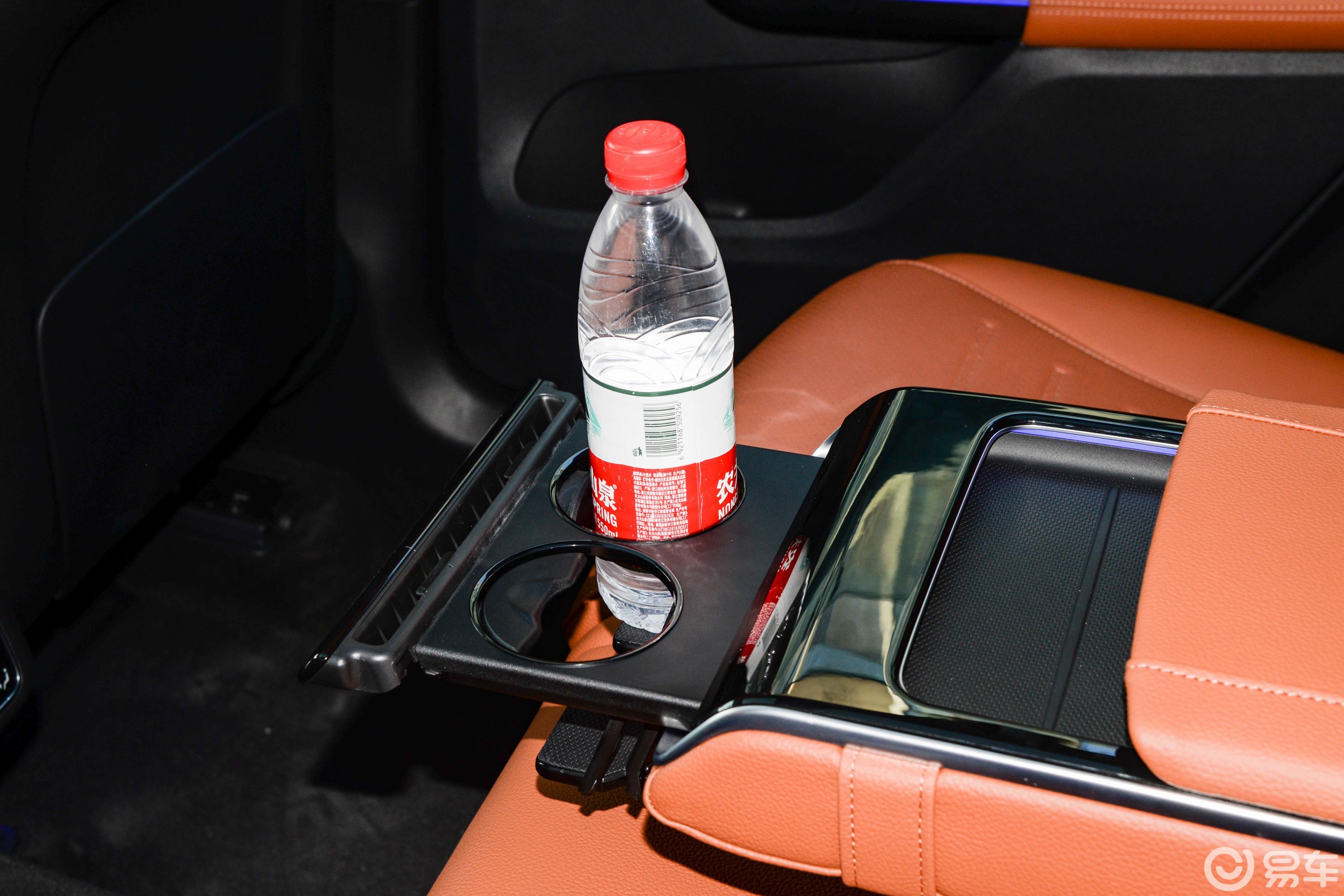 【奔驰GLCGLC 300 L 4MATIC 动感型 7座后排杯架图片-汽车图片大全】-易车