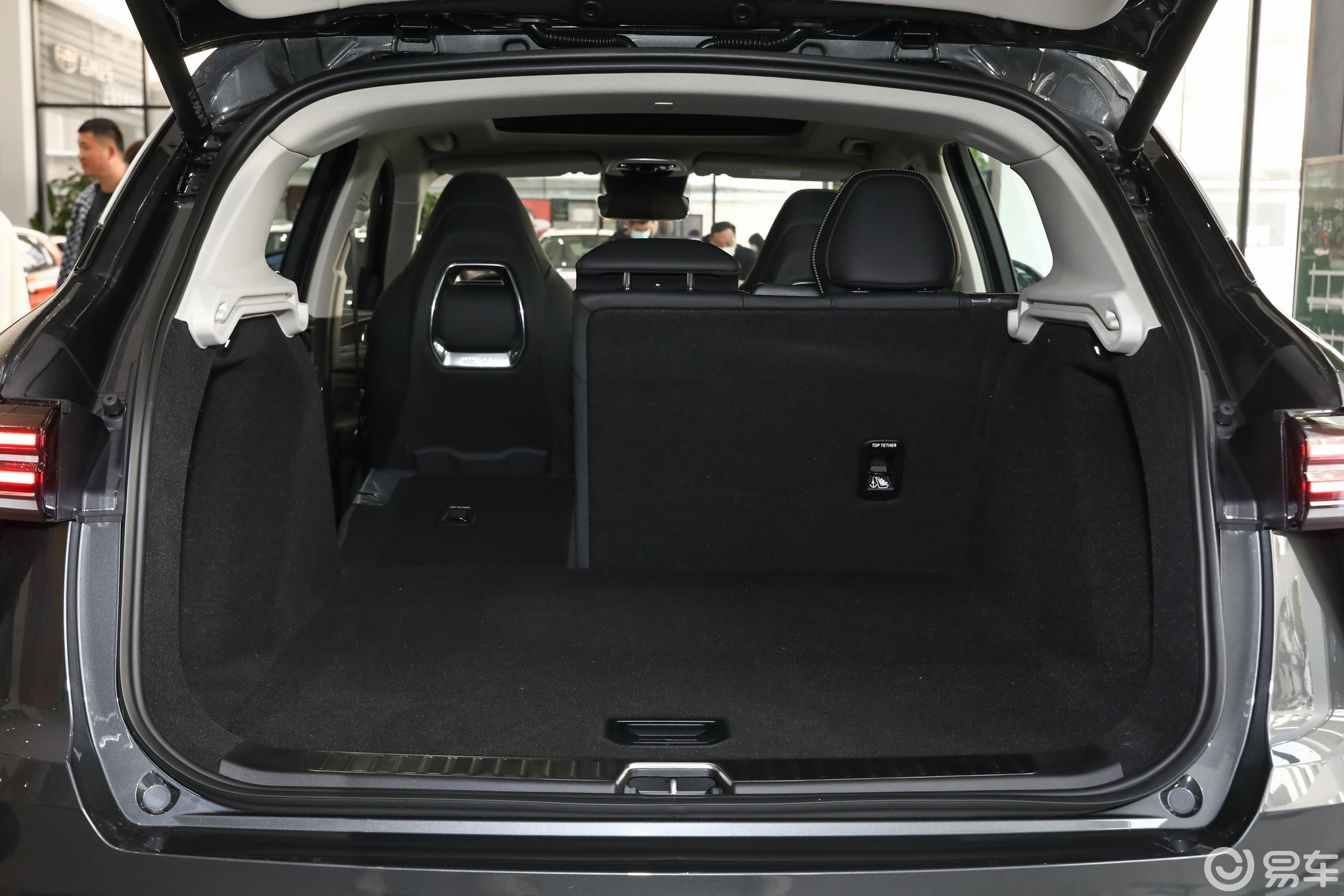 【领克012.0T 两驱亚运版后备厢图片-汽车图片大全】-易车