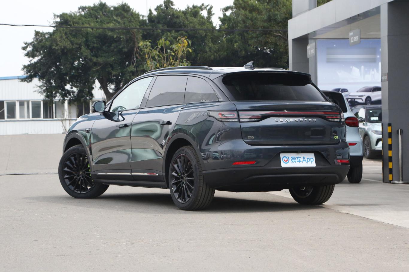 【零跑C11纯电版 580km 580四驱性能版侧后45度车头向左水平图片-汽车图片大全】-易车