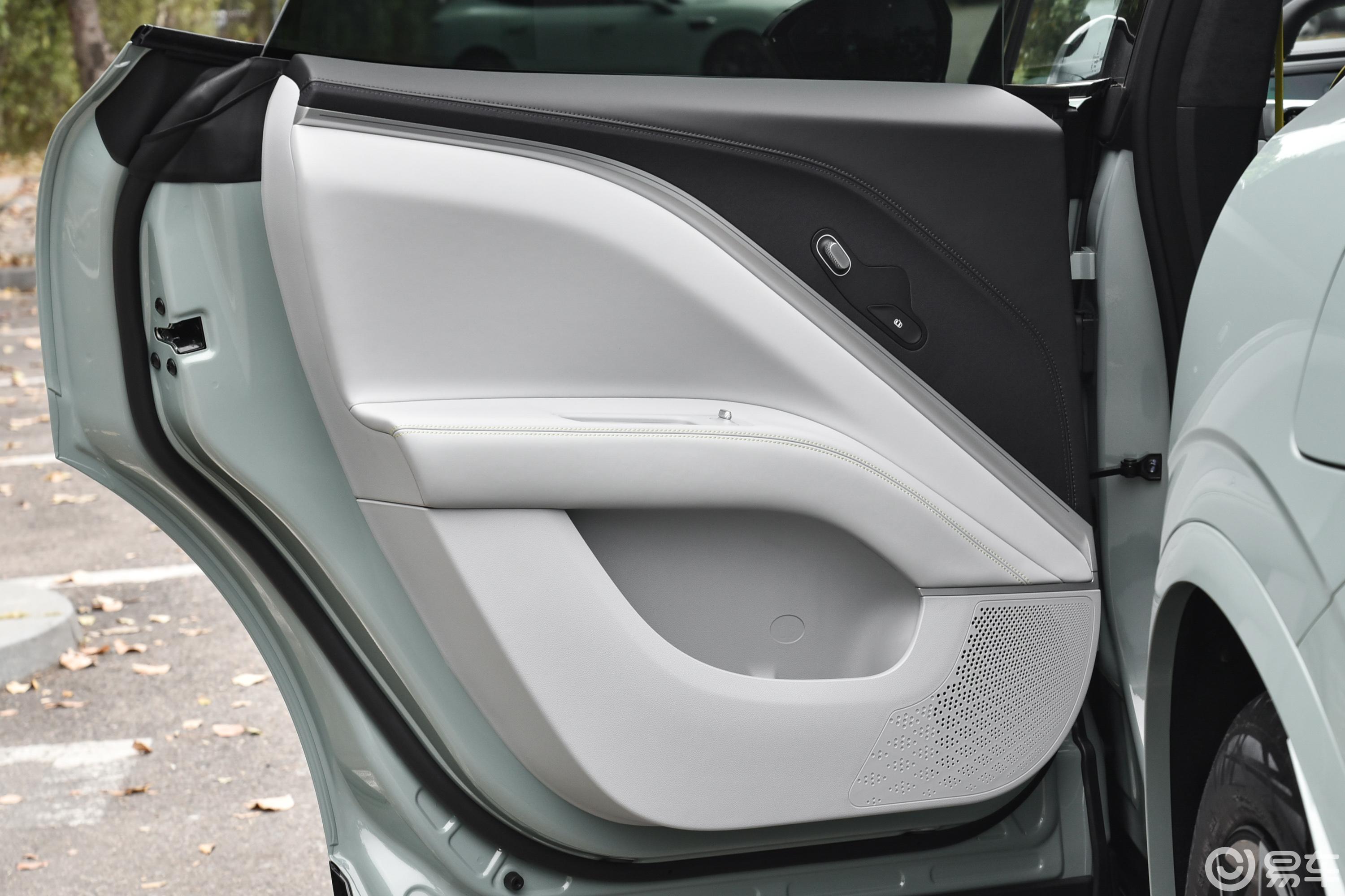 【阿维塔11705km 超长续航单电机版 4座后排功能图片-汽车图片大全】-易车