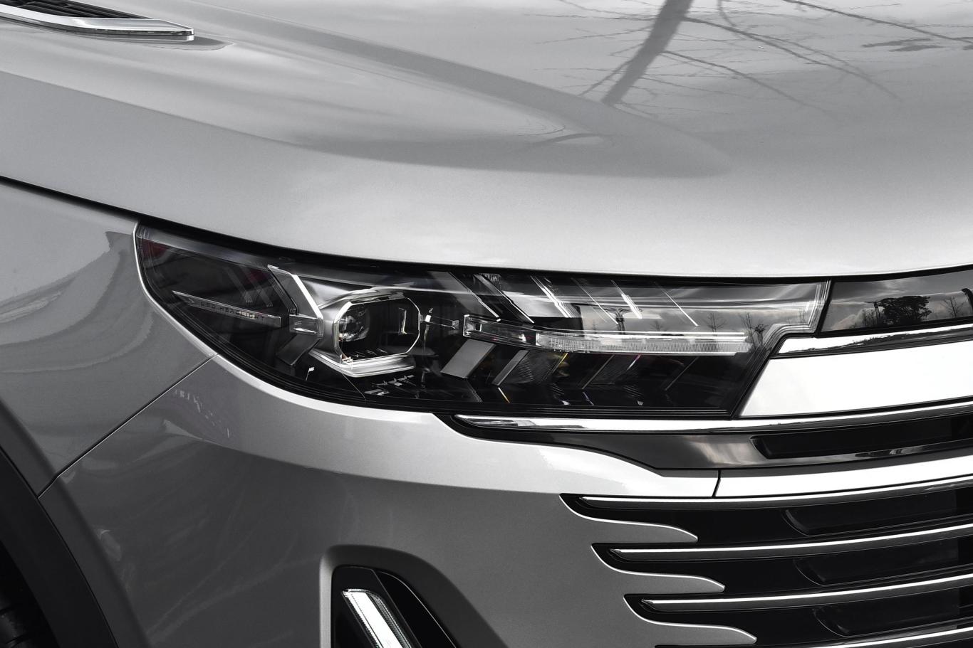 【奔腾T992.0T 尊享型(8AT)大灯侧45度俯拍图片-汽车图片大全】-易车