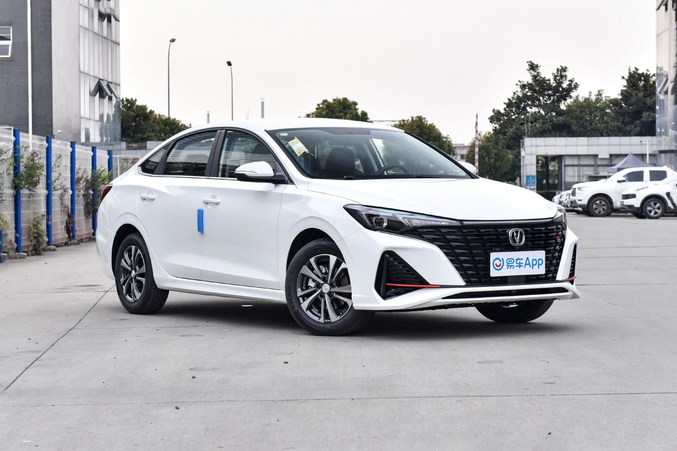 【逸动PLUS 蓝鲸NE 1.4T GDI 双离合尊贵版侧前45度车头向右水平图片-汽车图片大全】-易车