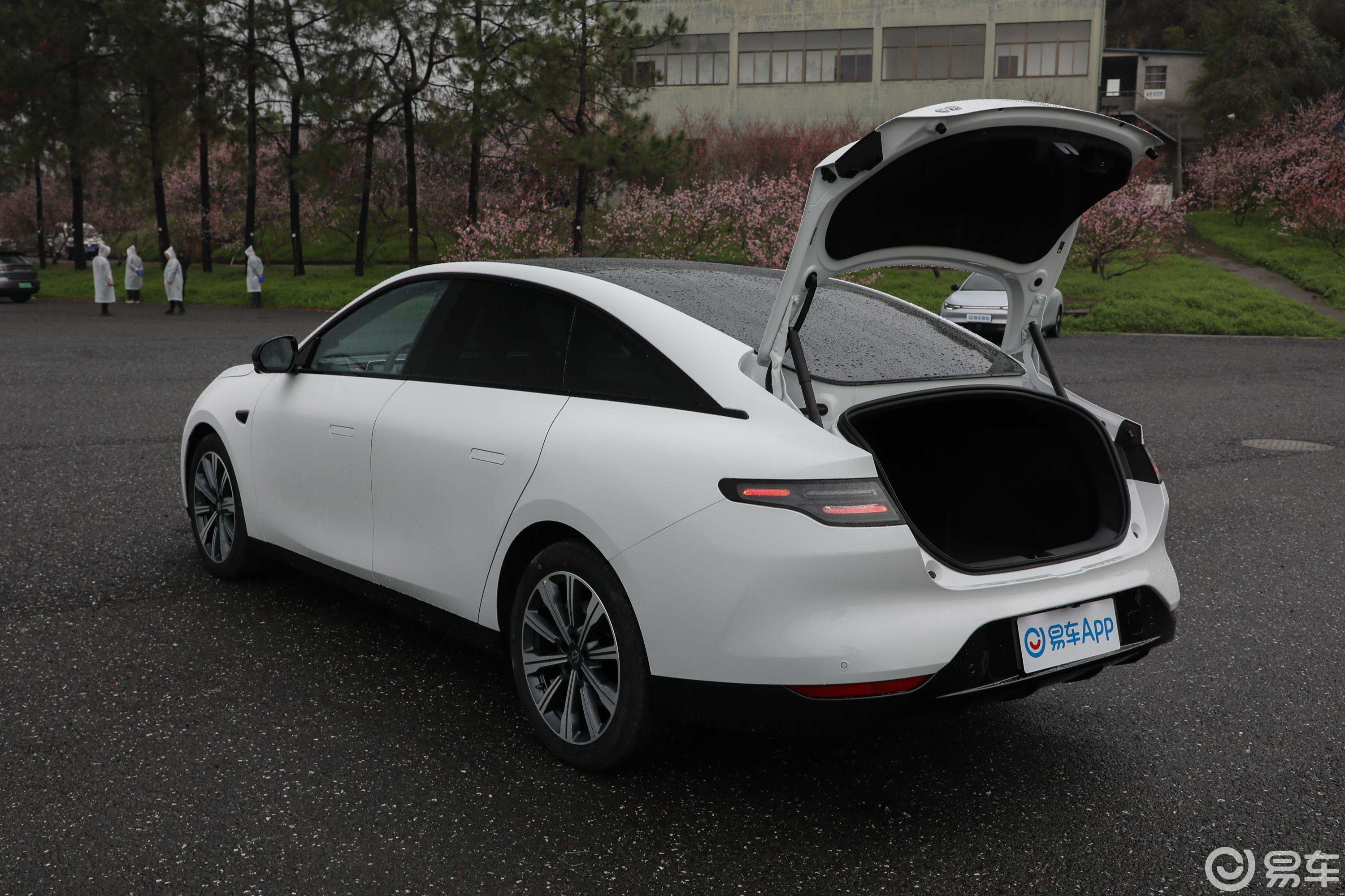 【零跑C01525km 525后驱舒享版后备厢开启45度侧拍图片-汽车图片大全】-易车