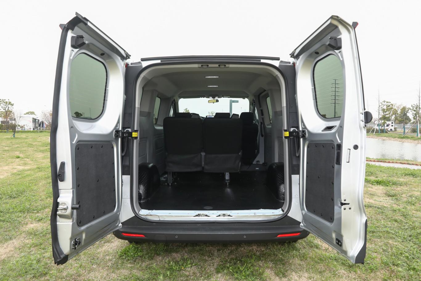 【新途V702.0T 手动短轴低顶精英版93kW 5座后备厢图片-汽车图片大全】-易车