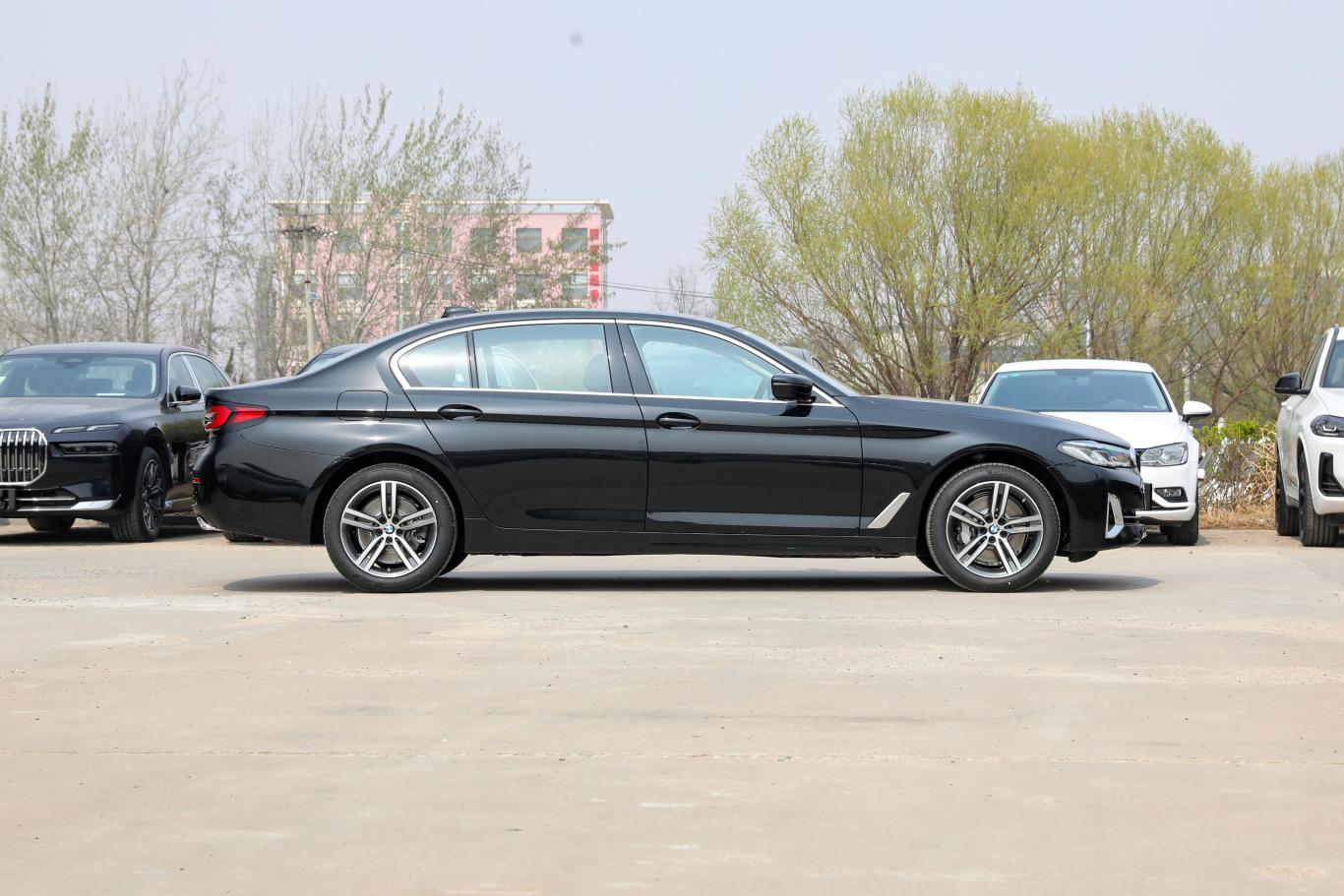 【宝马5系530Li xDrive 豪华套装正侧车头向右水平图片-汽车图片大全】-易车
