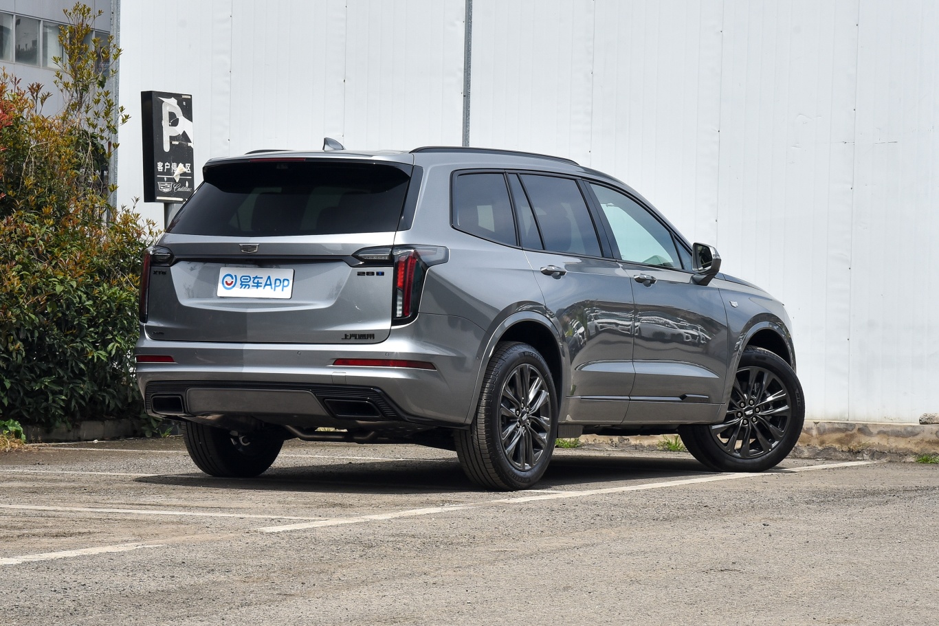 【凯迪拉克XT6轻混 2.0T 四驱铂金型黑钻版 6座侧后45度车头向右水平图片-汽车图片大全】-易车