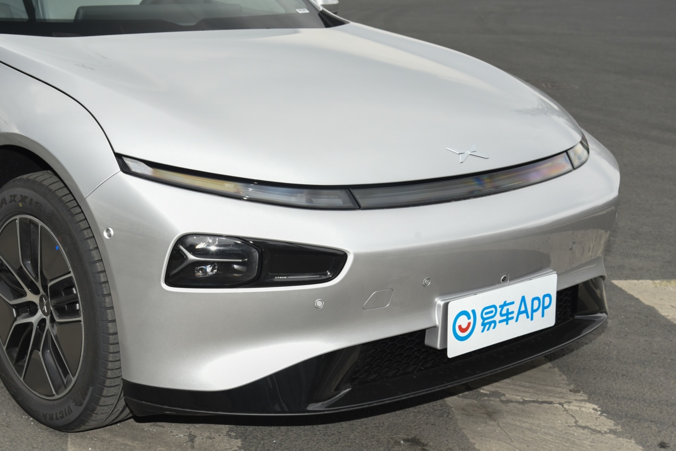 【小鹏P7P7i 702 后驱Pro前格栅侧俯拍图片-汽车图片大全】-易车