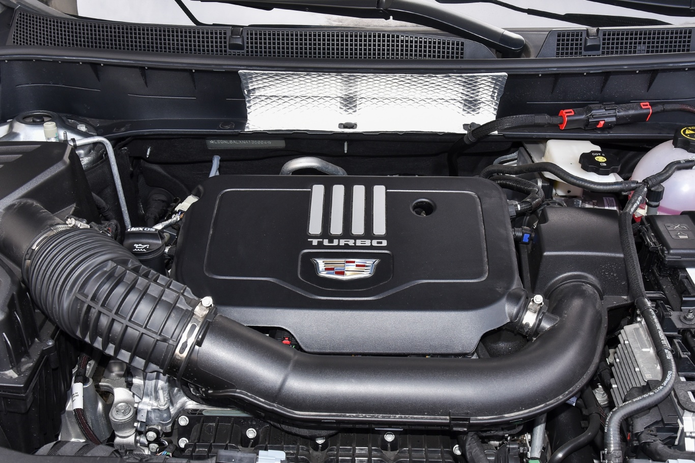【凯迪拉克XT6轻混 2.0T 四驱铂金型黑钻版 6座发动机特写图片-汽车图片大全】-易车