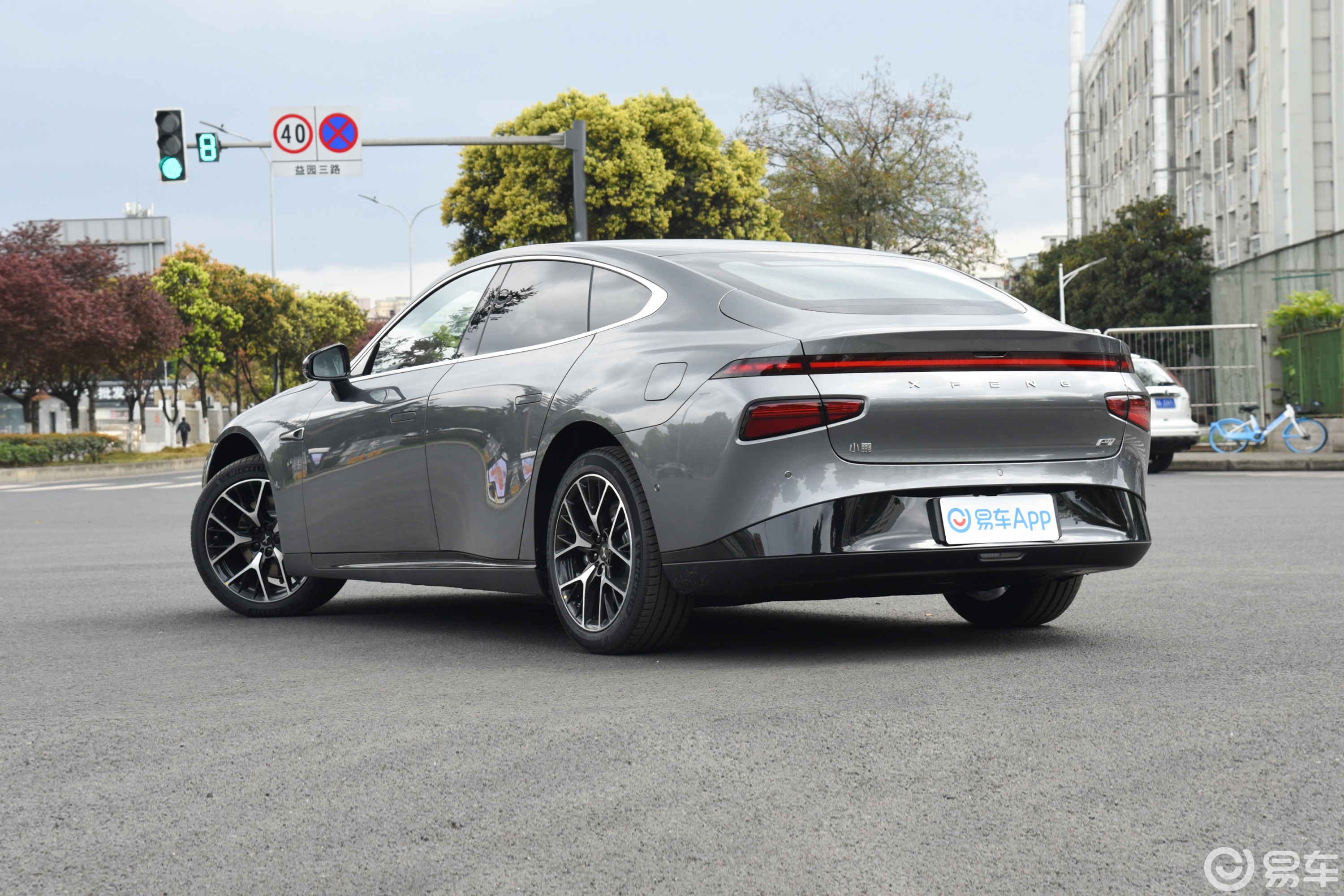 【小鹏P7P7i 702 后驱Max侧后45度车头向左水平图片-汽车图片大全】-易车