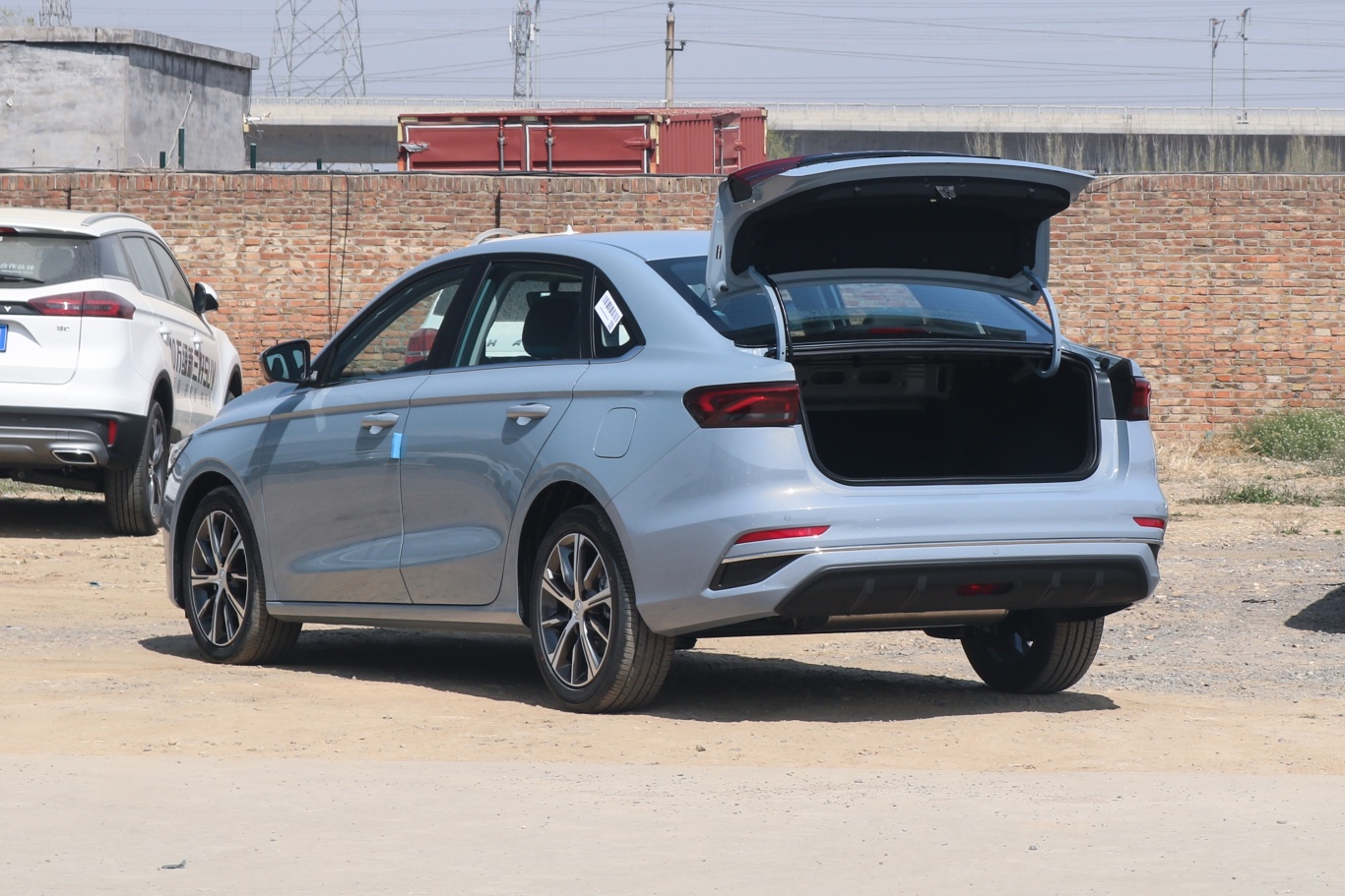 【帝豪冠军款 1.5L CVT旗舰型后备厢开启45度侧拍图片-汽车图片大全】-易车