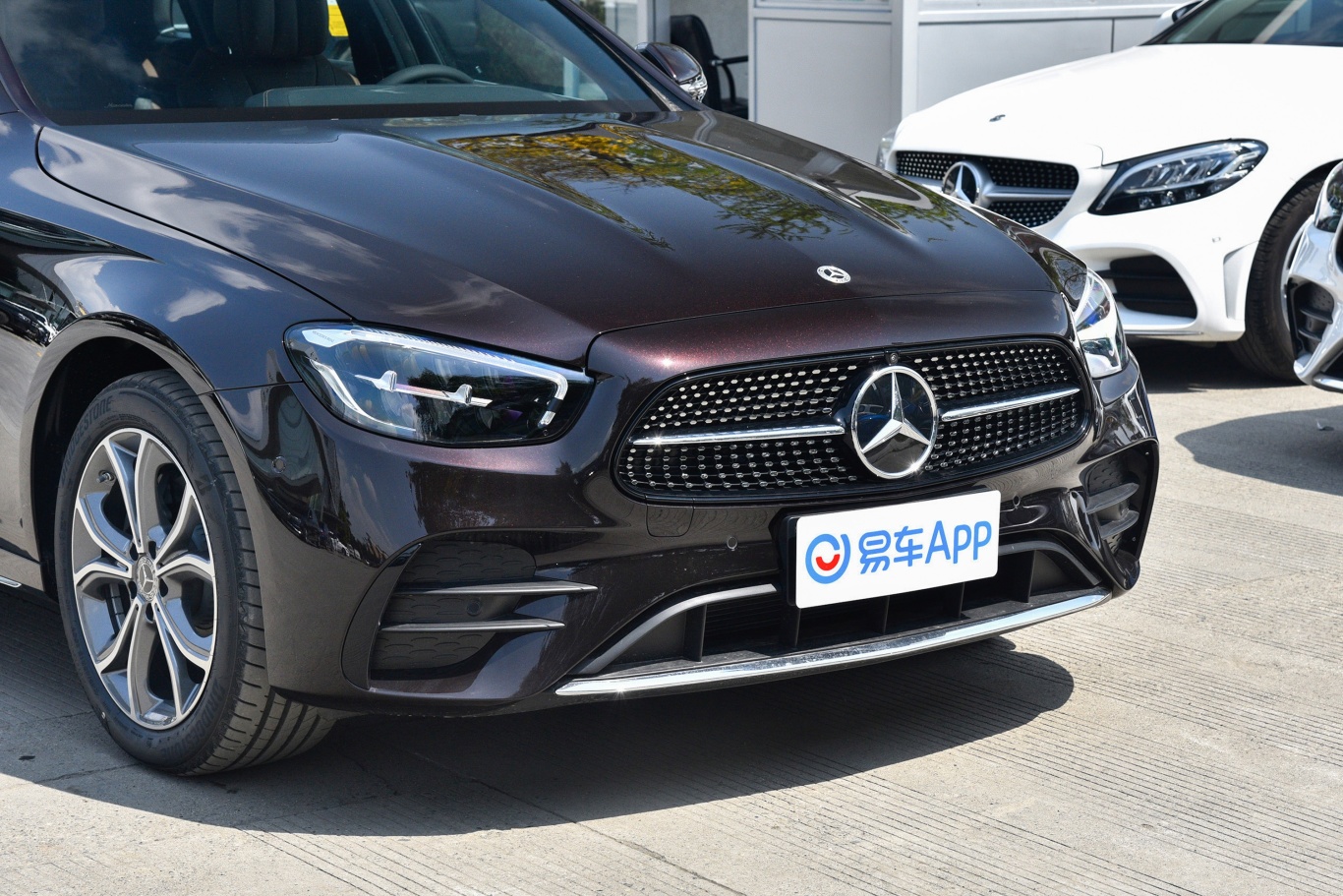 【奔驰E级改款 E 300 L 运动时尚型前格栅侧俯拍图片-汽车图片大全】-易车